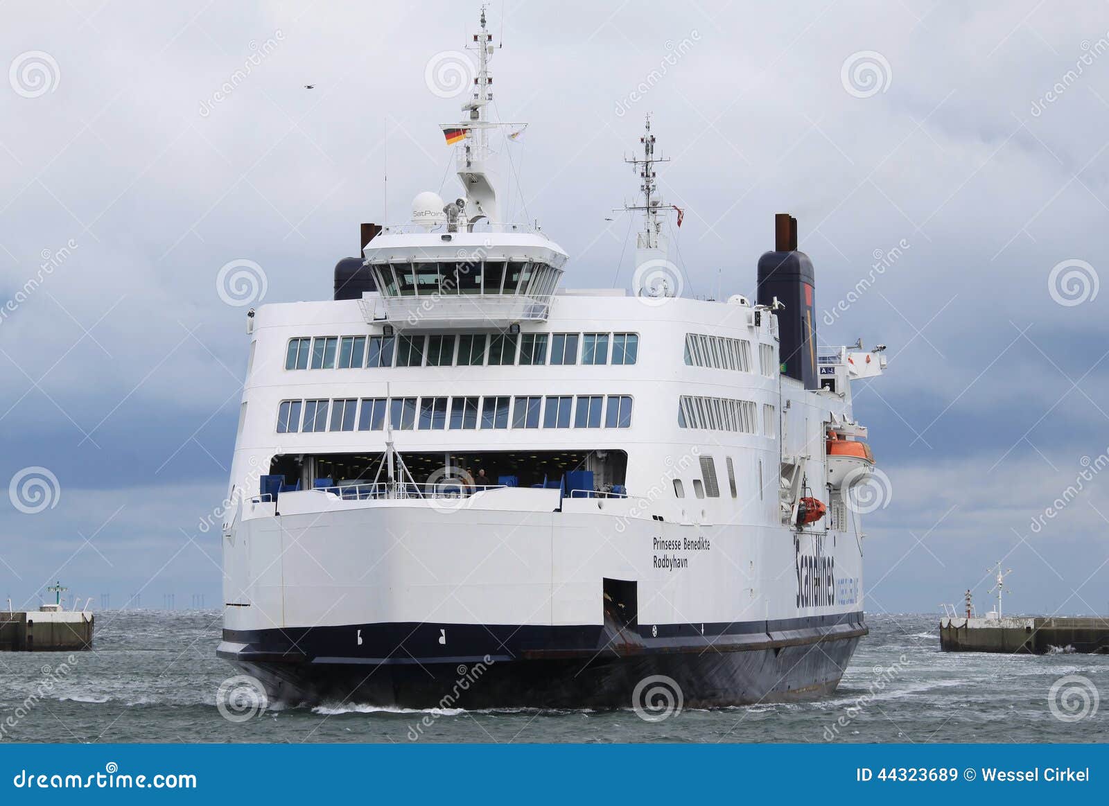 Veerboot Tussen Duitse Puttgarden En Deense Rodby Redactionele Stock ...