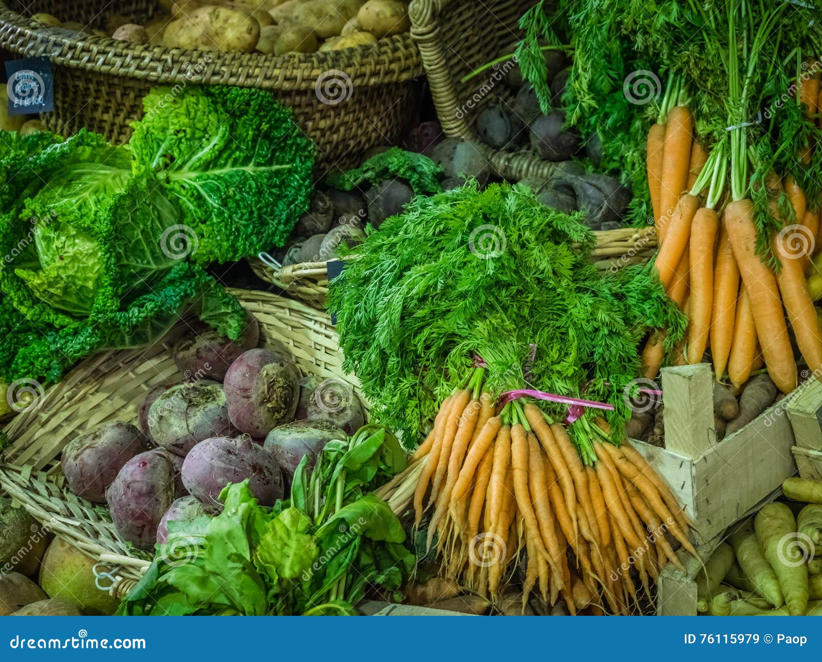 Vegetais na venda imagem de stock. Imagem de nutritivo - 76115979