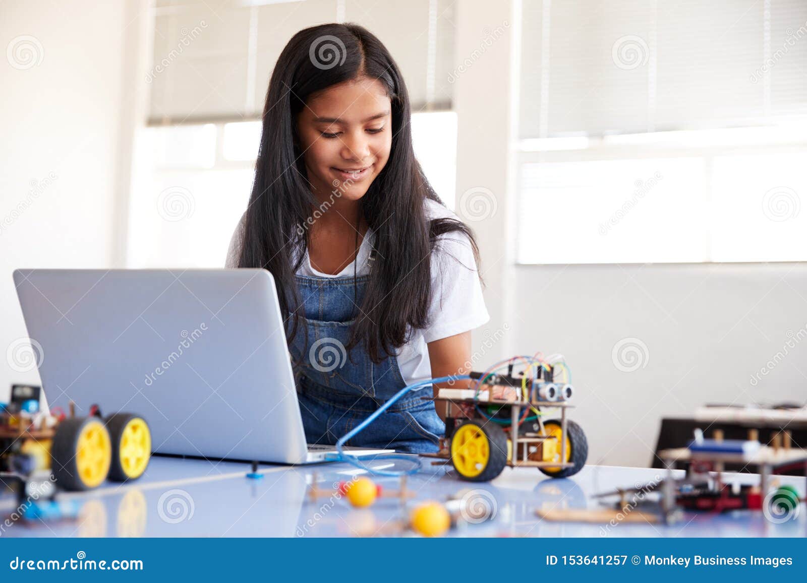Veicolo Del Robot Di Building and Programing Della Studentessa Dentro ... Veicolo Del Robot Di Building and Programing Della Studentessa Dentro ...