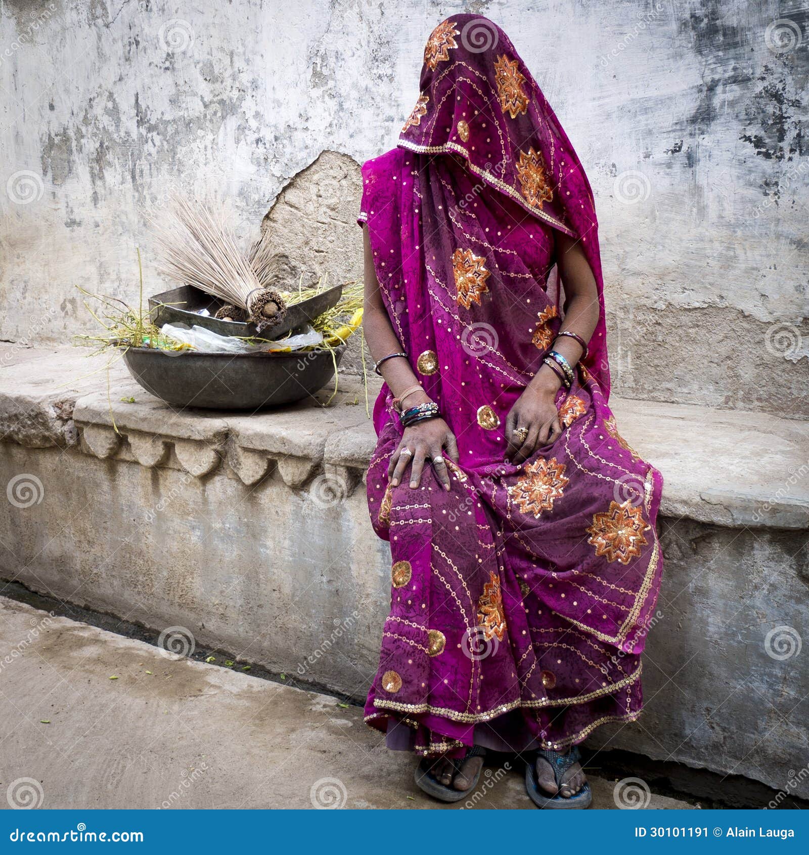 Veiled Indian Woman Posing. Editorial Photo - Image of tradition, bench ...