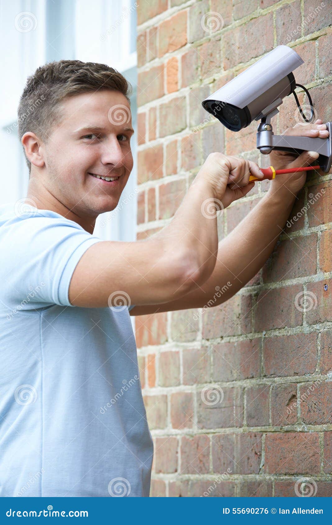 Veiligheidsadviseur Fitting Security Camera Aan Huismuur Stock Foto ...