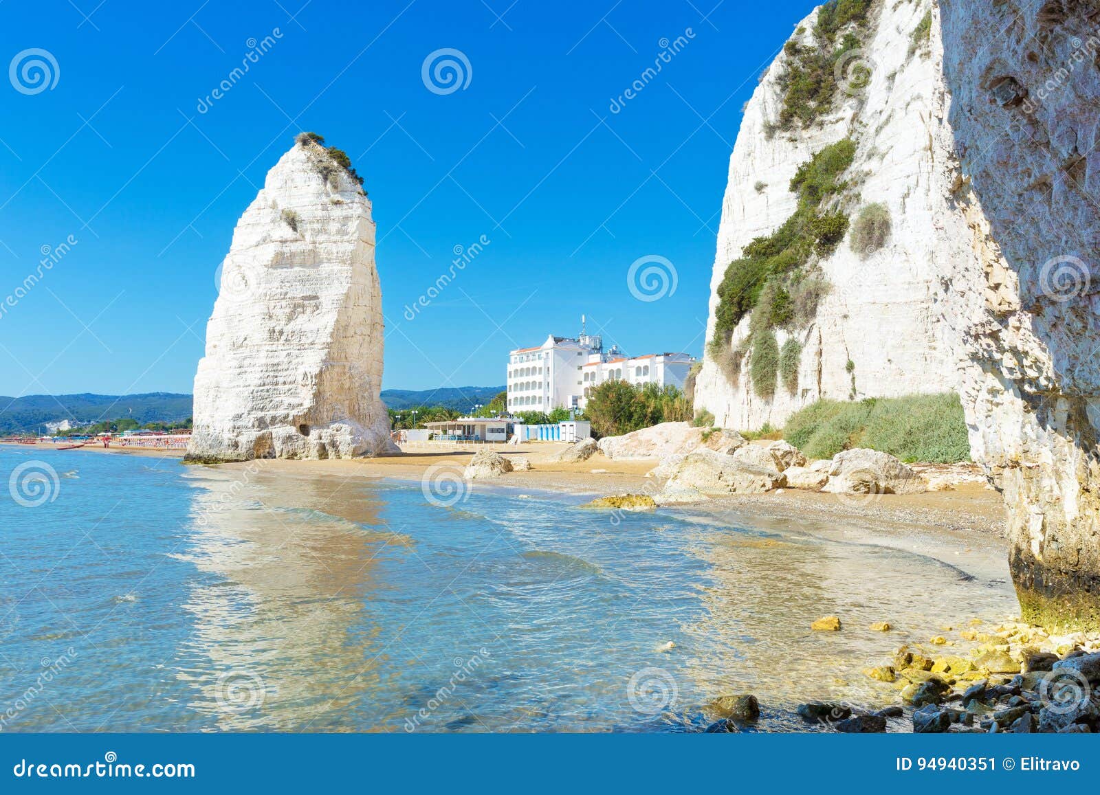Veja a Praia De Vieste Com a Rocha De Pizzomunno, Costa De Gargano ... Veja a Praia De Vieste Com a Rocha De Pizzomunno, Costa De Gargano ...