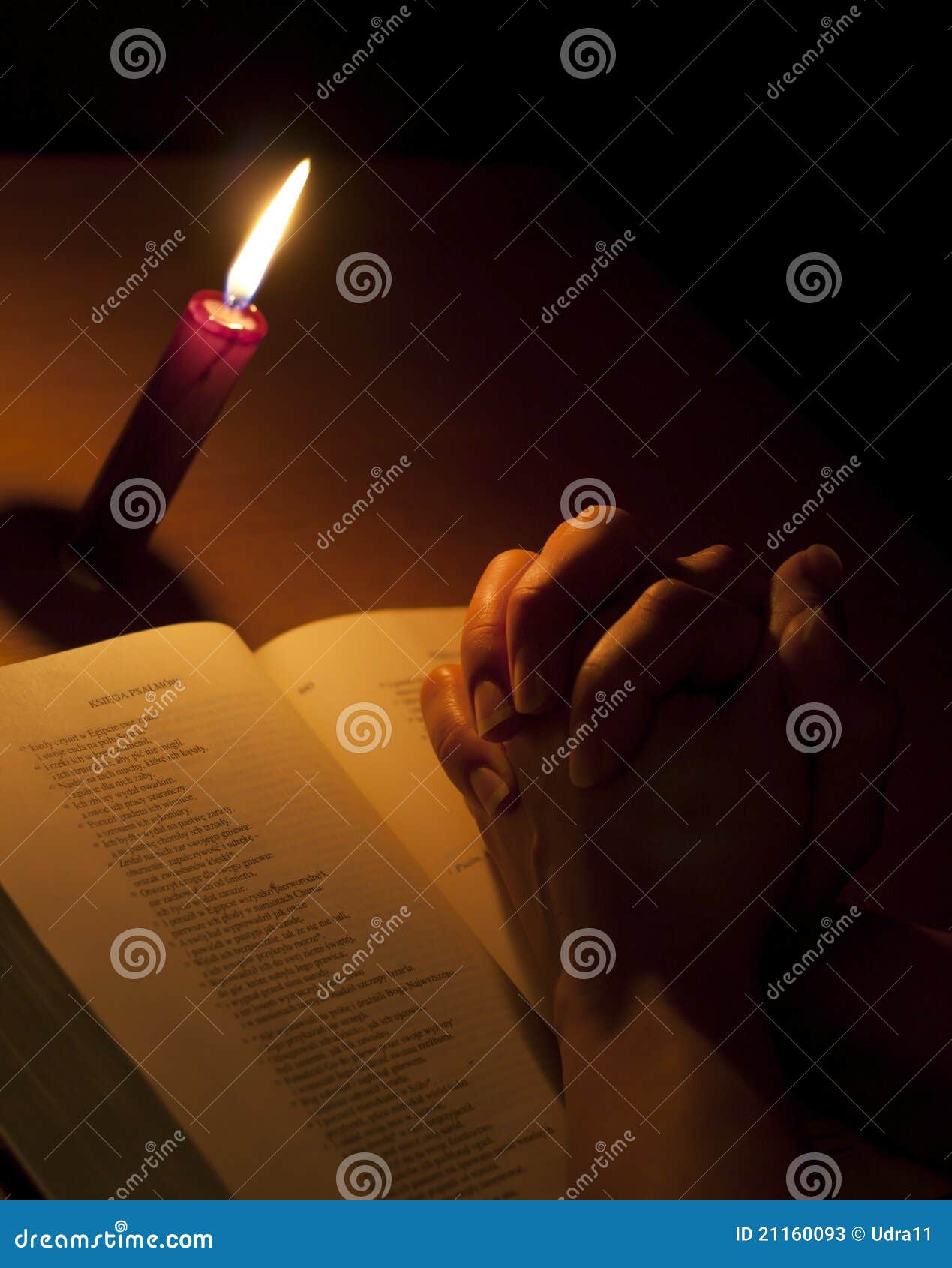 Vela Da Bíblia E Mãos Praying Imagem de Stock - Imagem de lustrador ...