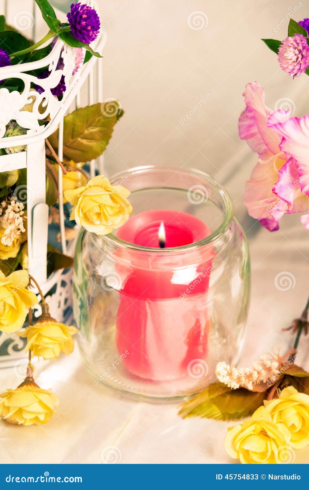 Vela e flores cor-de-rosa imagem de stock. Imagem de decorativo - 45754833