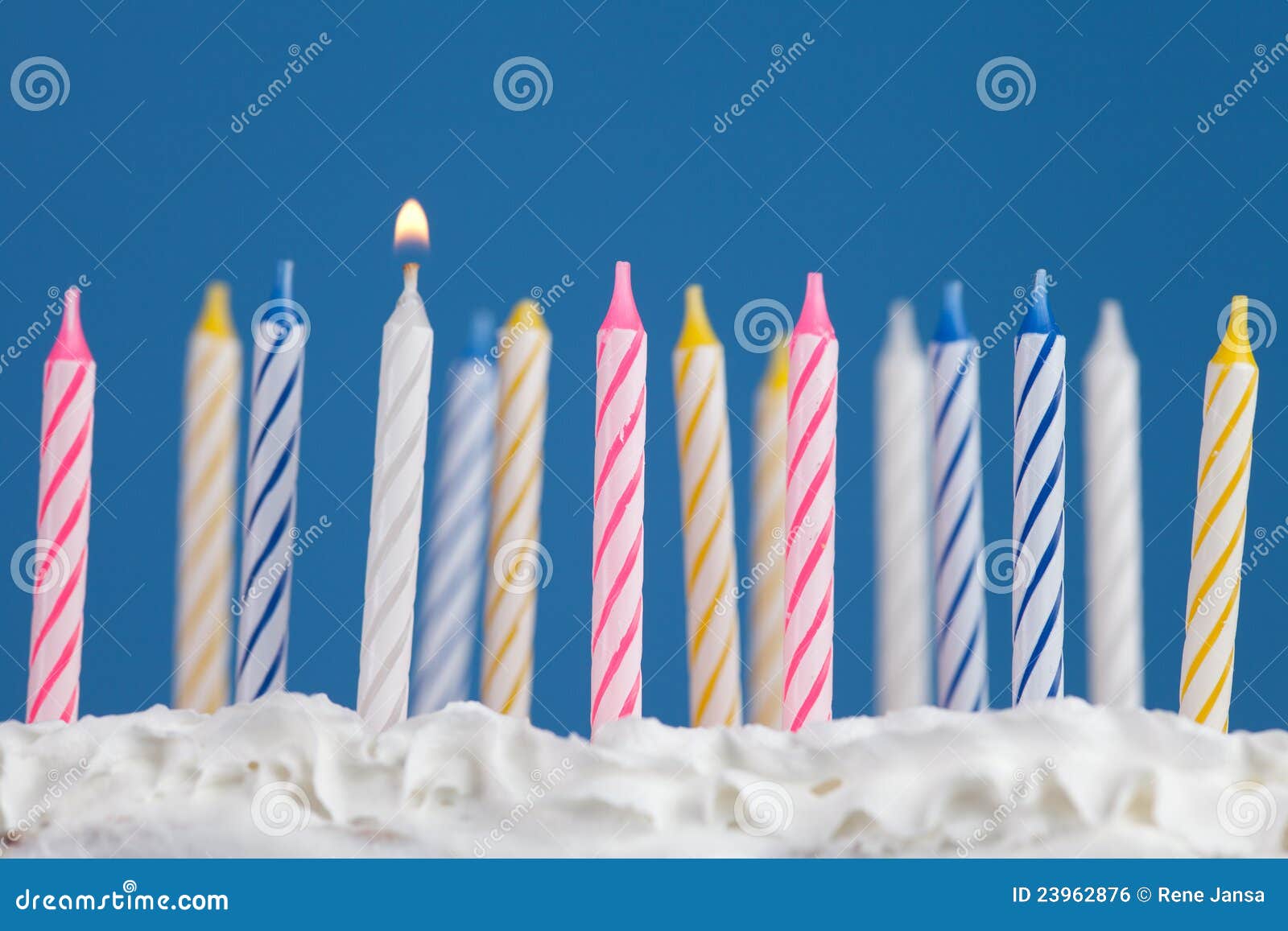 Velas do aniversário foto de stock. Imagem de gelo, nascimento - 23962876