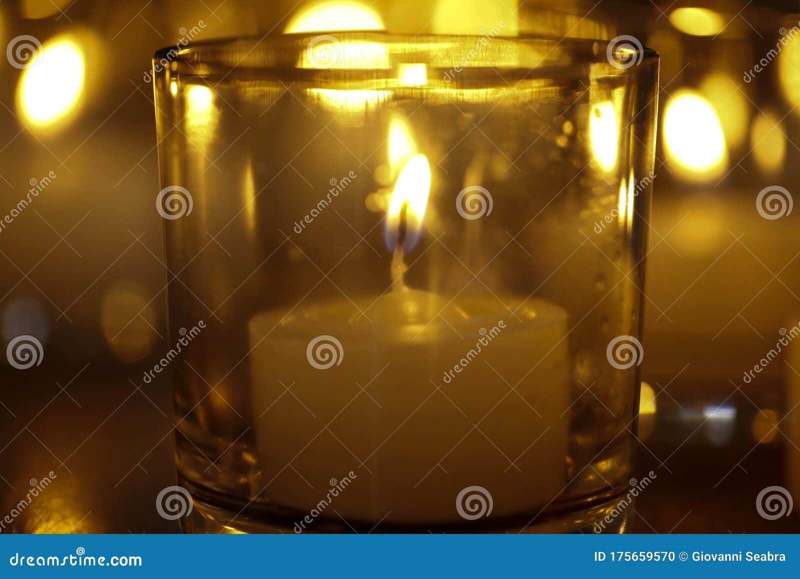 Velas E Velas Decorativas Desfocadas Para Fundo De Textura Foto de ...