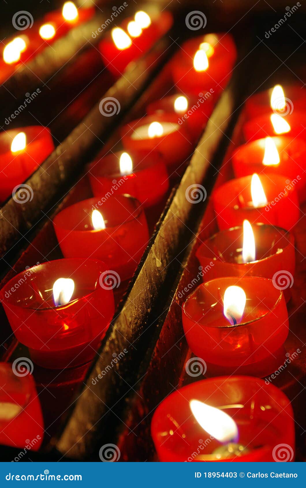 Velas rojas imagen de archivo. Imagen de vela, decorativo - 18954403