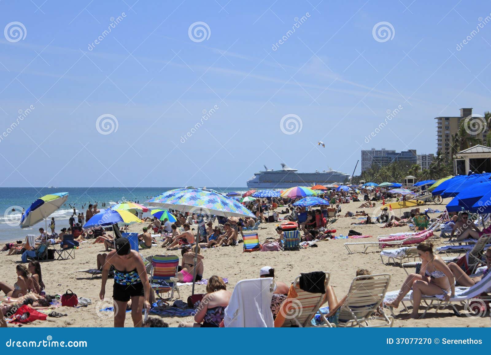 Vele Mensen op het Strand redactionele afbeelding. Image of lauderdale ...