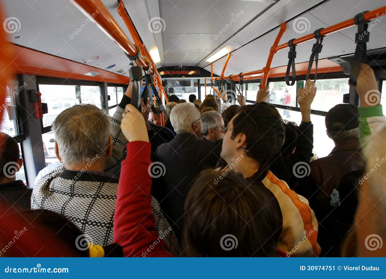 Vele Mensen in Overladen Bus Redactionele Foto - Image of overvol ...