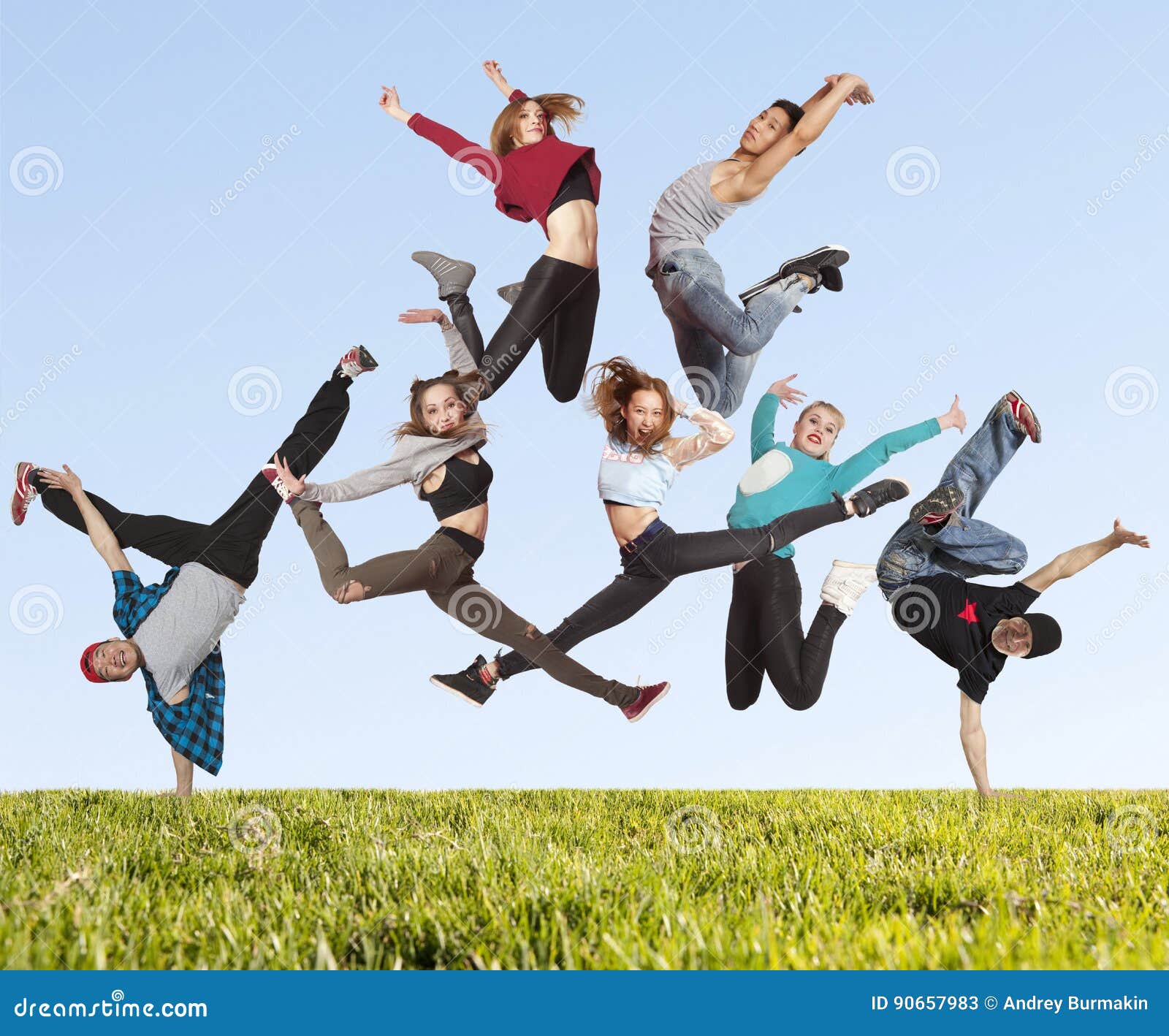 Vele Springende Mensen Op Het Gras Stock Afbeelding - Image of vreugde ...