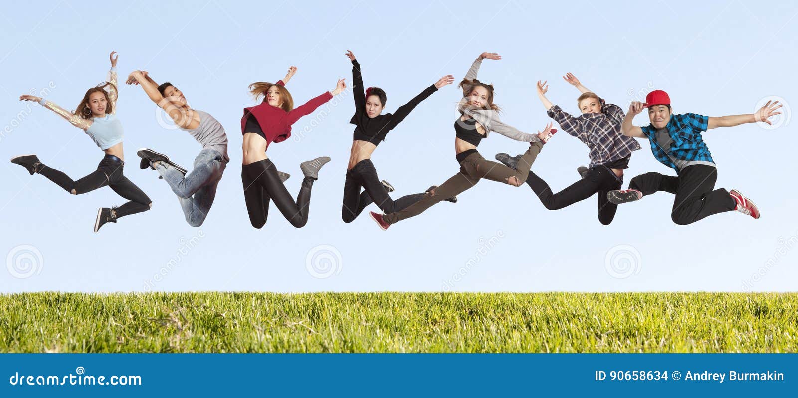 Vele Springende Mensen Op Het Gras Stock Foto - Image of geluk, lucht ...