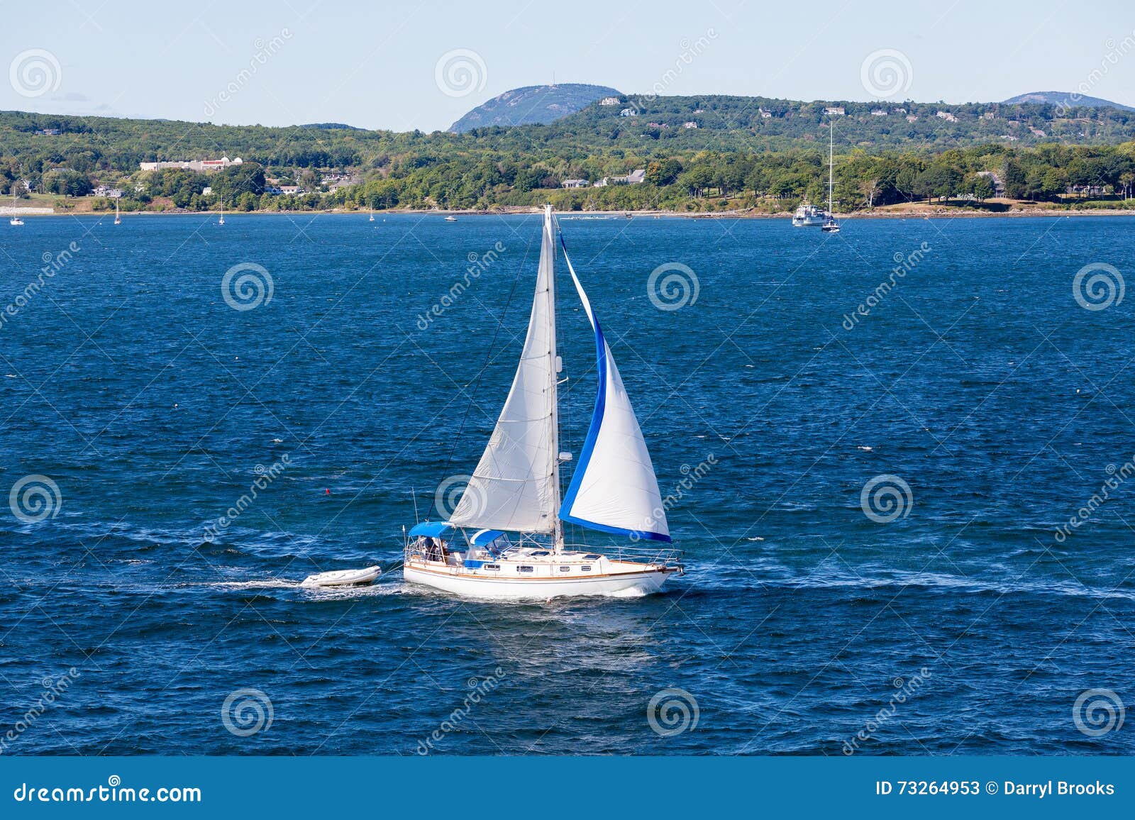 Veleiro Azul E Branco Fora De Maine Coast Imagem de Stock - Imagem de ...