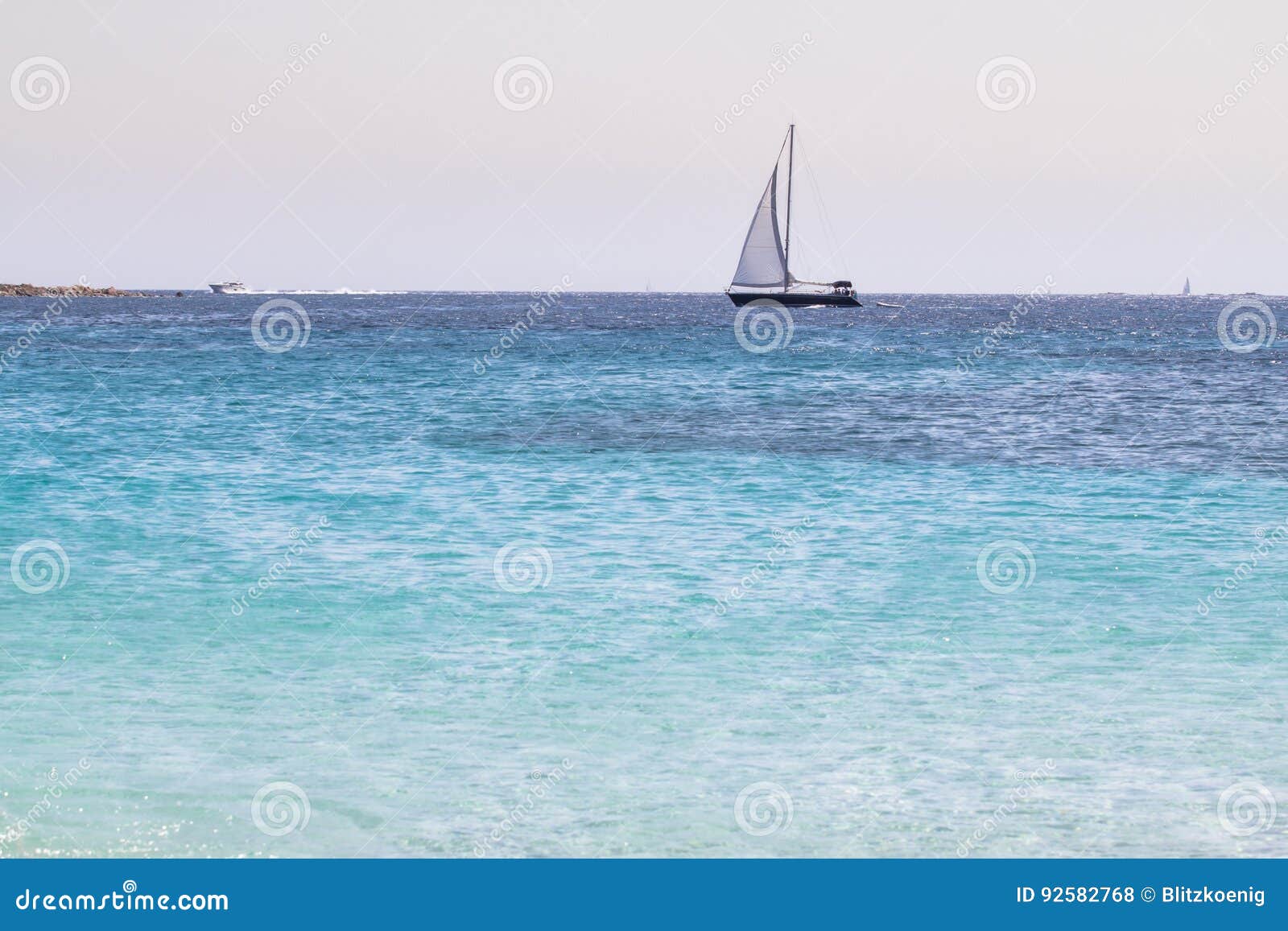 Veleiro em um mar aberto foto de stock. Imagem de aventura - 92582768