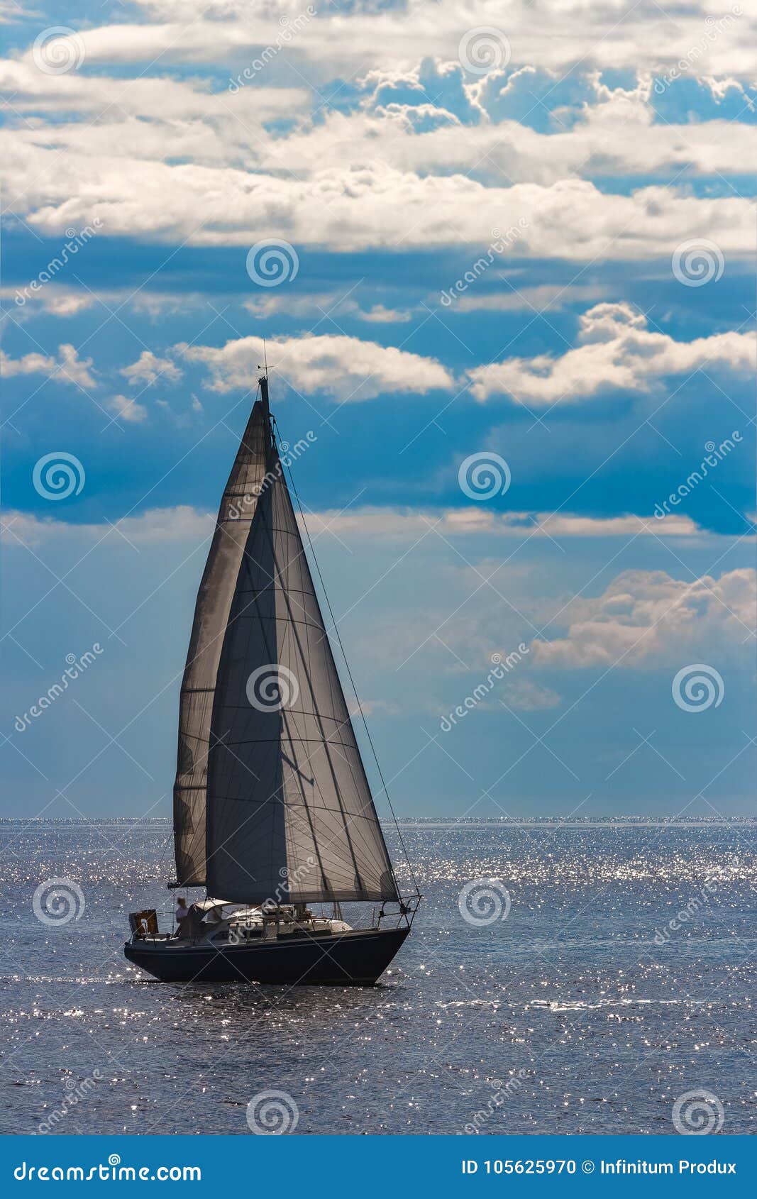 Velero azul en el viaje foto de archivo. Imagen de verano - 105625970