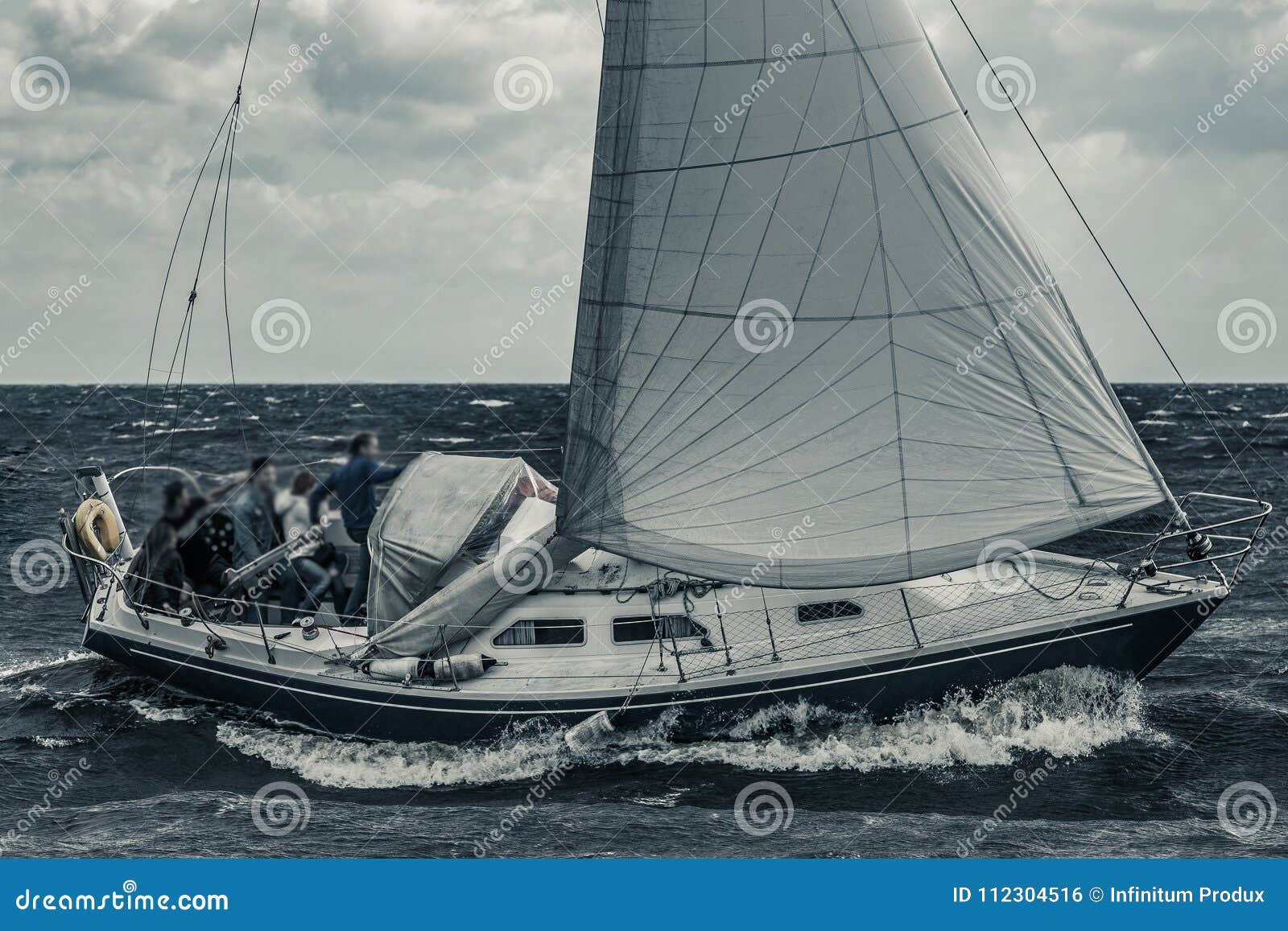 Velero azul en la tormenta foto de archivo. Imagen de riga - 112304516