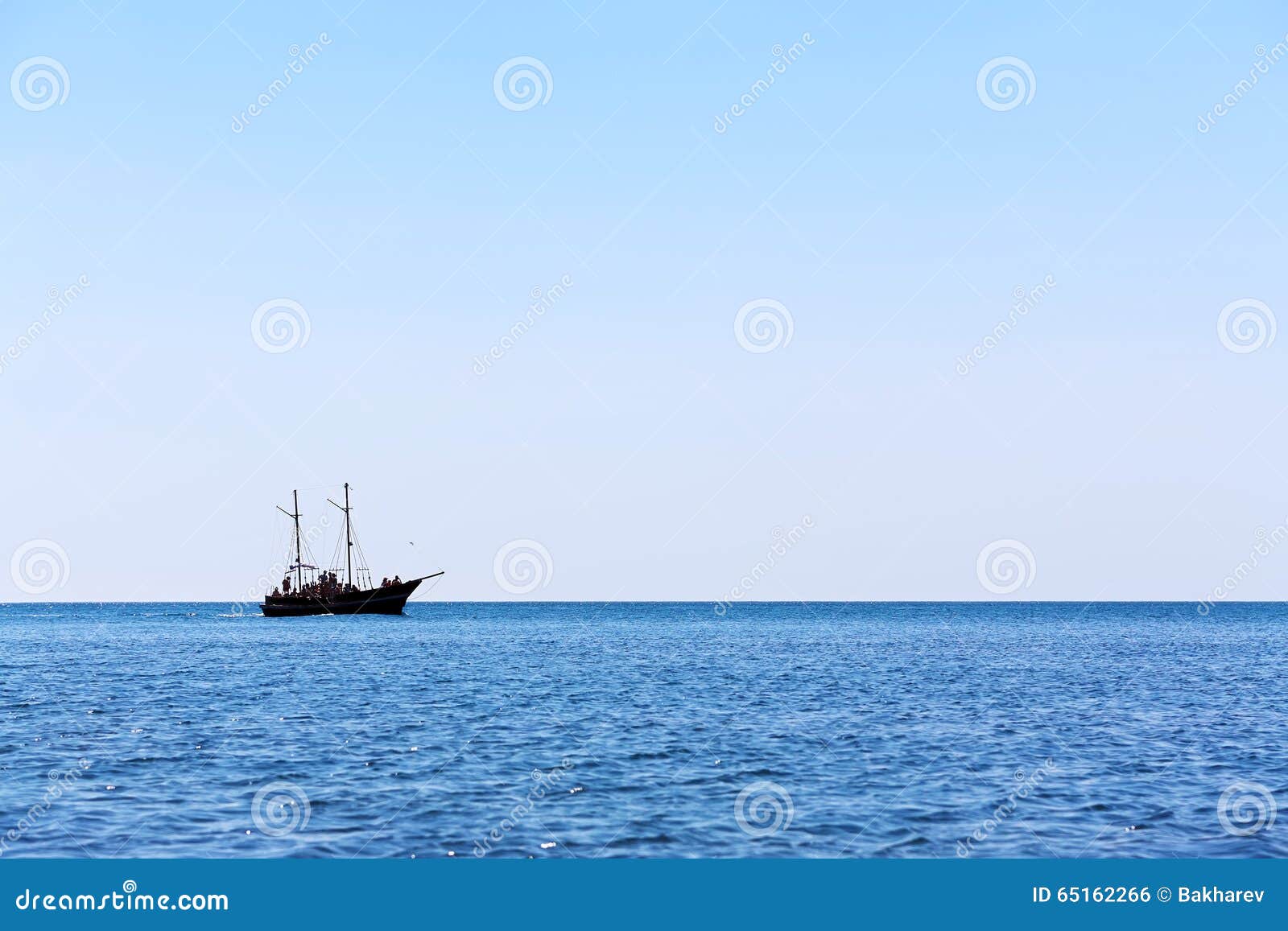 Velero en el mar foto de archivo. Imagen de tranquilidad - 65162266