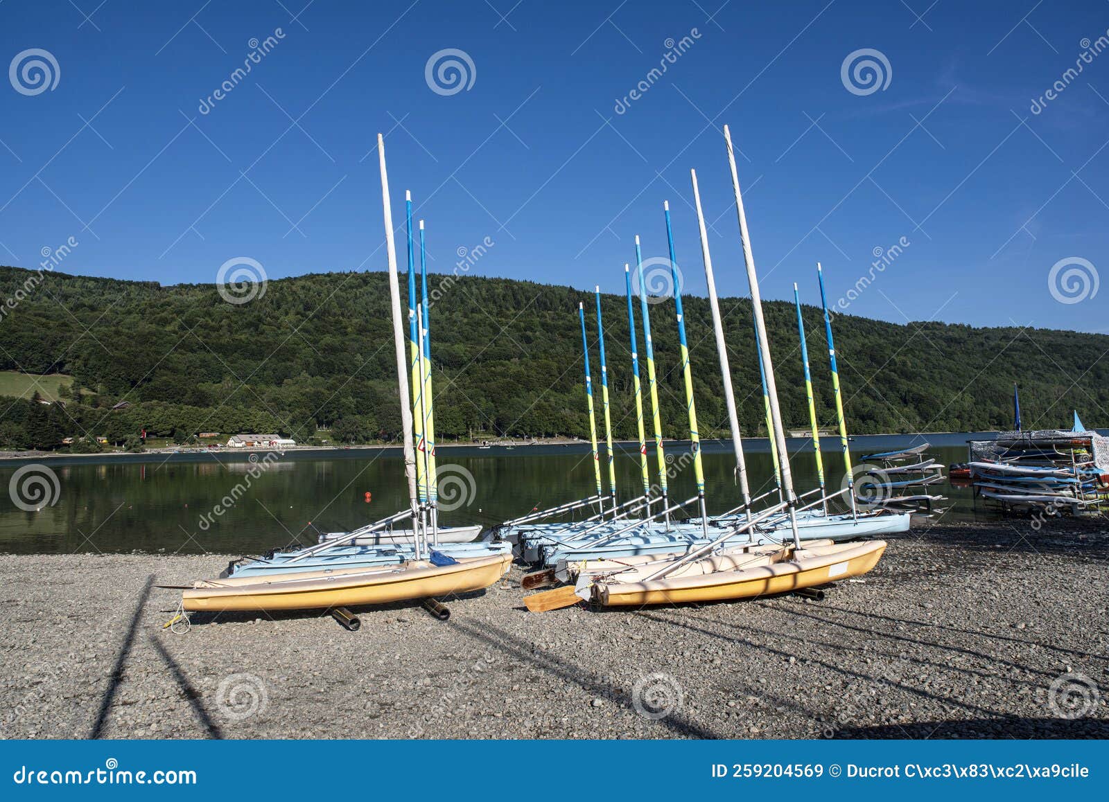 Velero en la playa imagen de archivo. Imagen de costa - 259204569