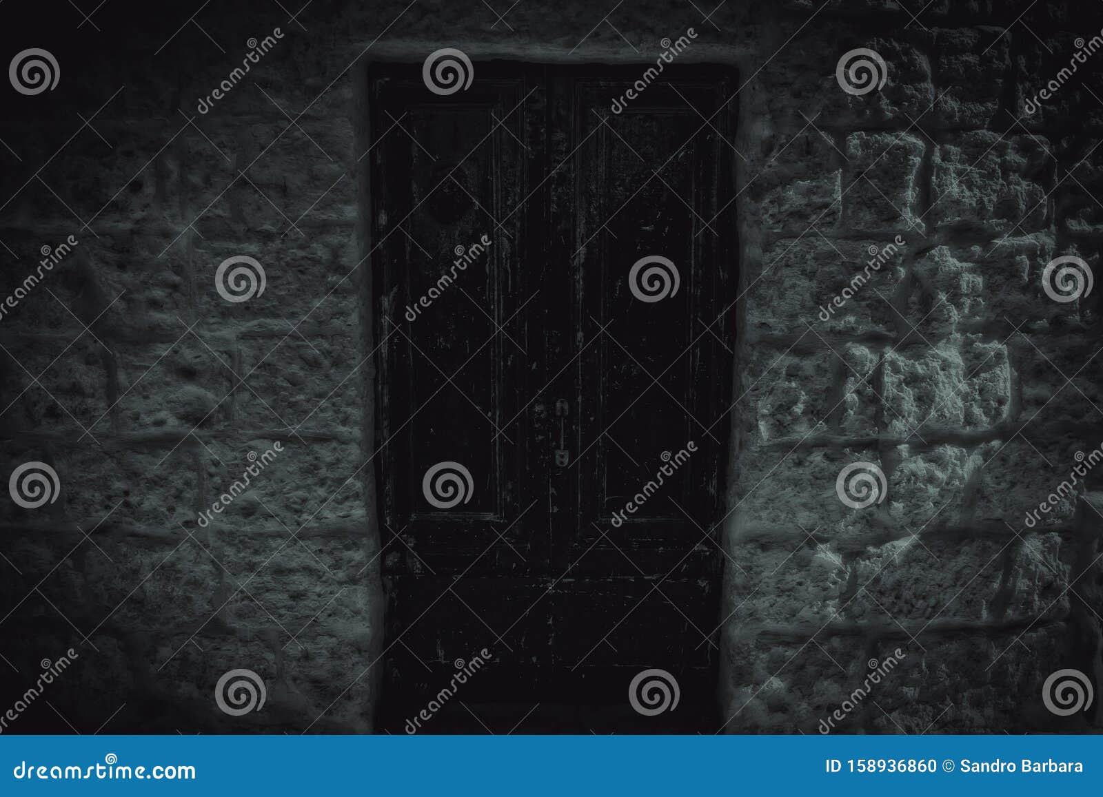 A Velha Porta Assustadora foto de stock. Imagem de europa - 158936860
