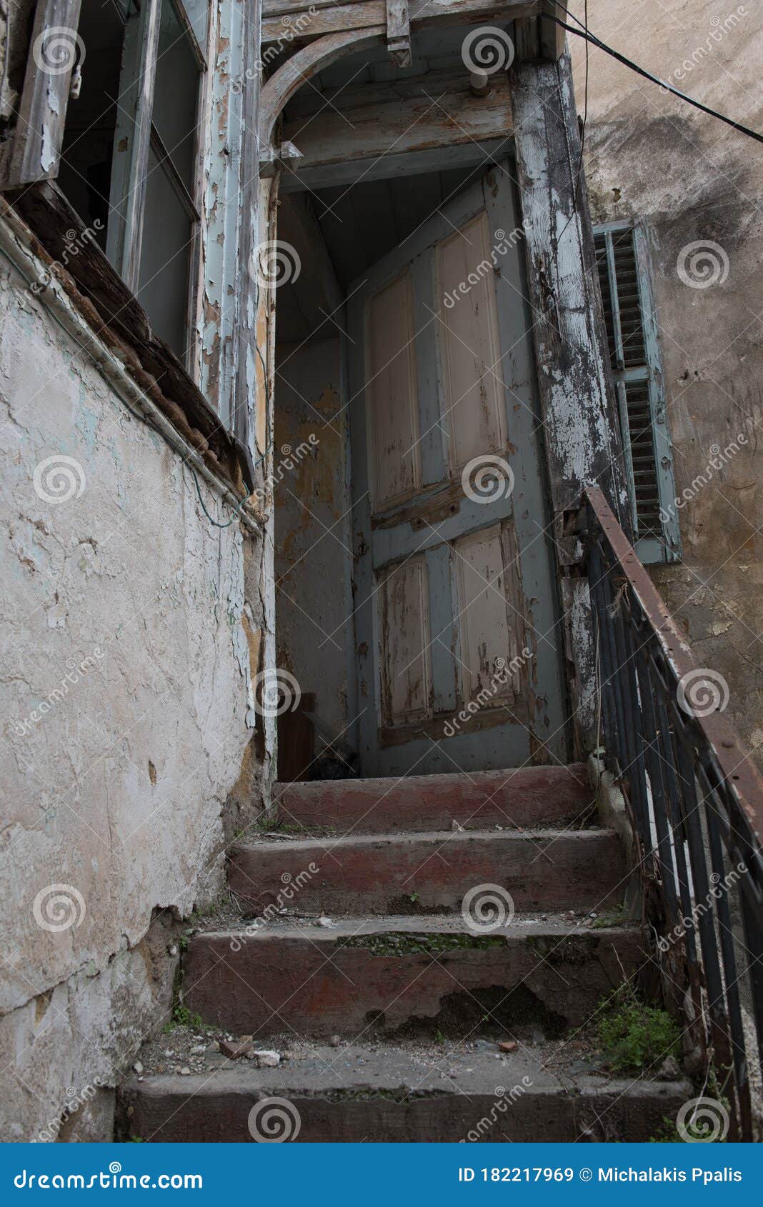 Velhas Escadas Abandonadas Danificadas E Abandonadas Imagem de Stock ...