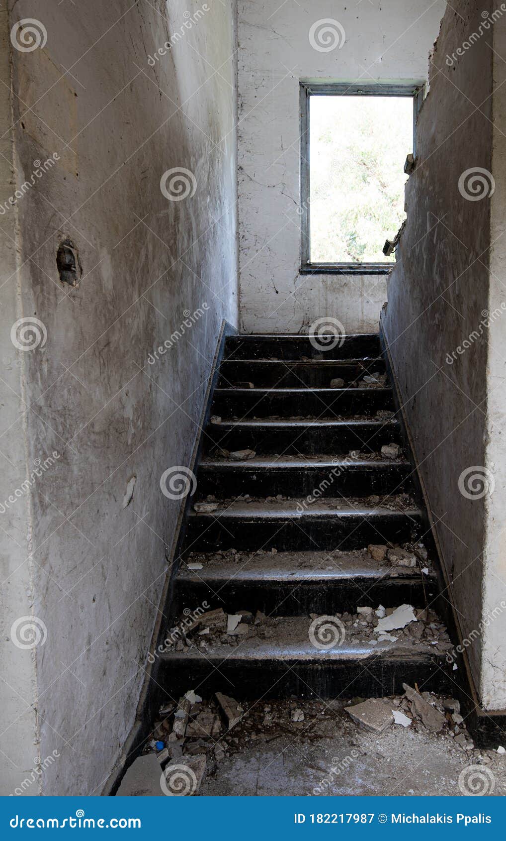 Velhas Escadas Abandonadas Danificadas E Abandonadas Imagem de Stock ...
