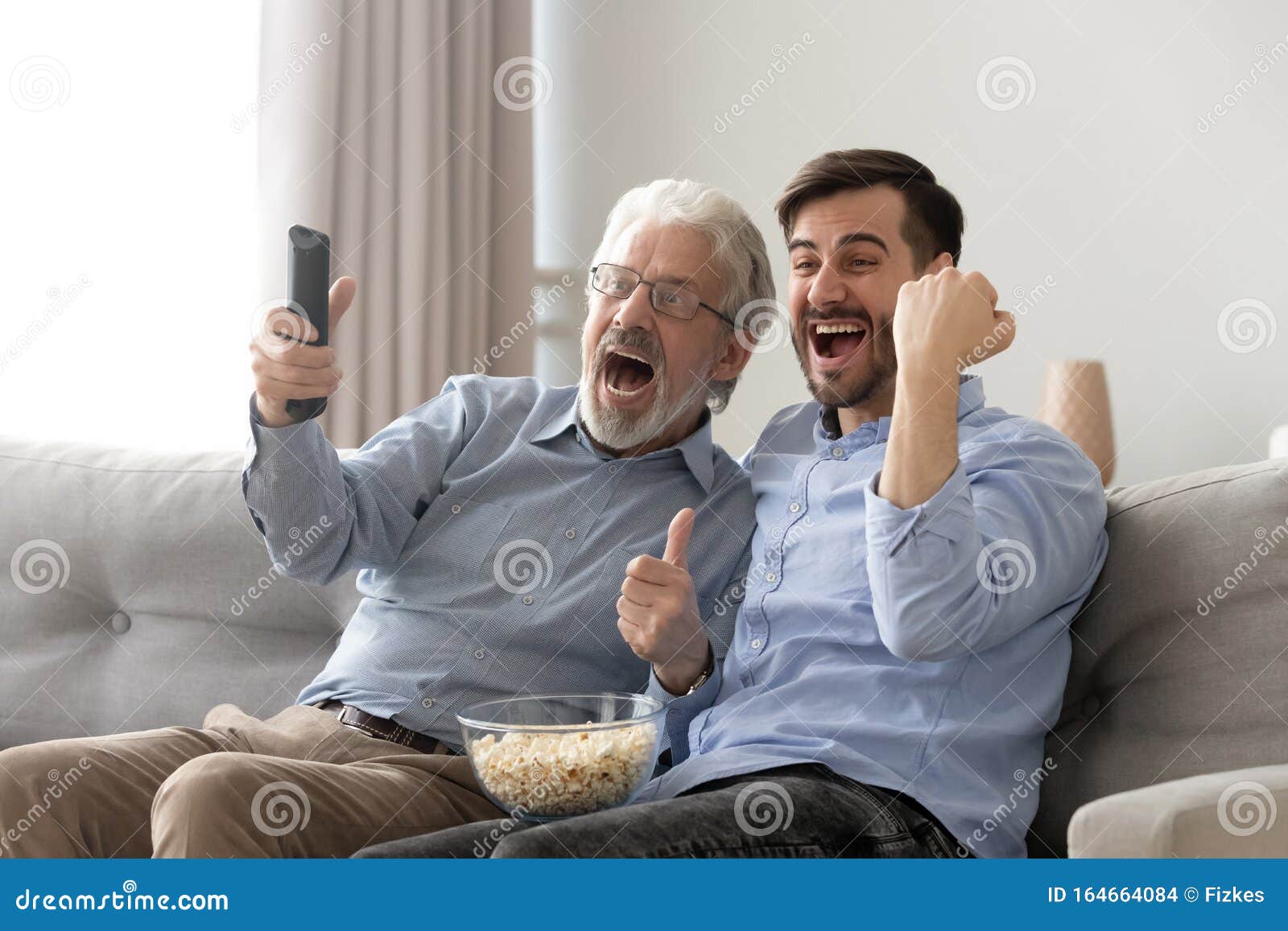 Velho Pai E Filho Entusiasmados Assistindo Tv Jogo De Futebol Juntos