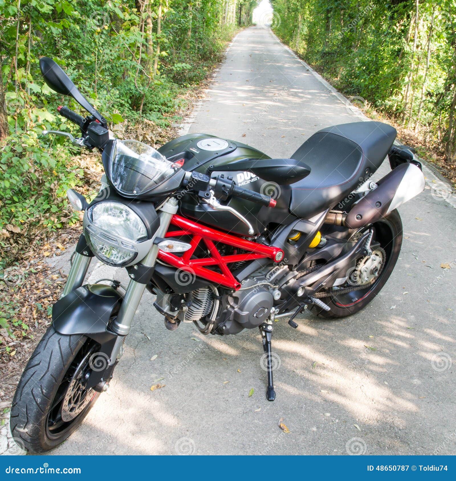 Velomotor do monstro fotografia editorial. Imagem de estrada - 48650787