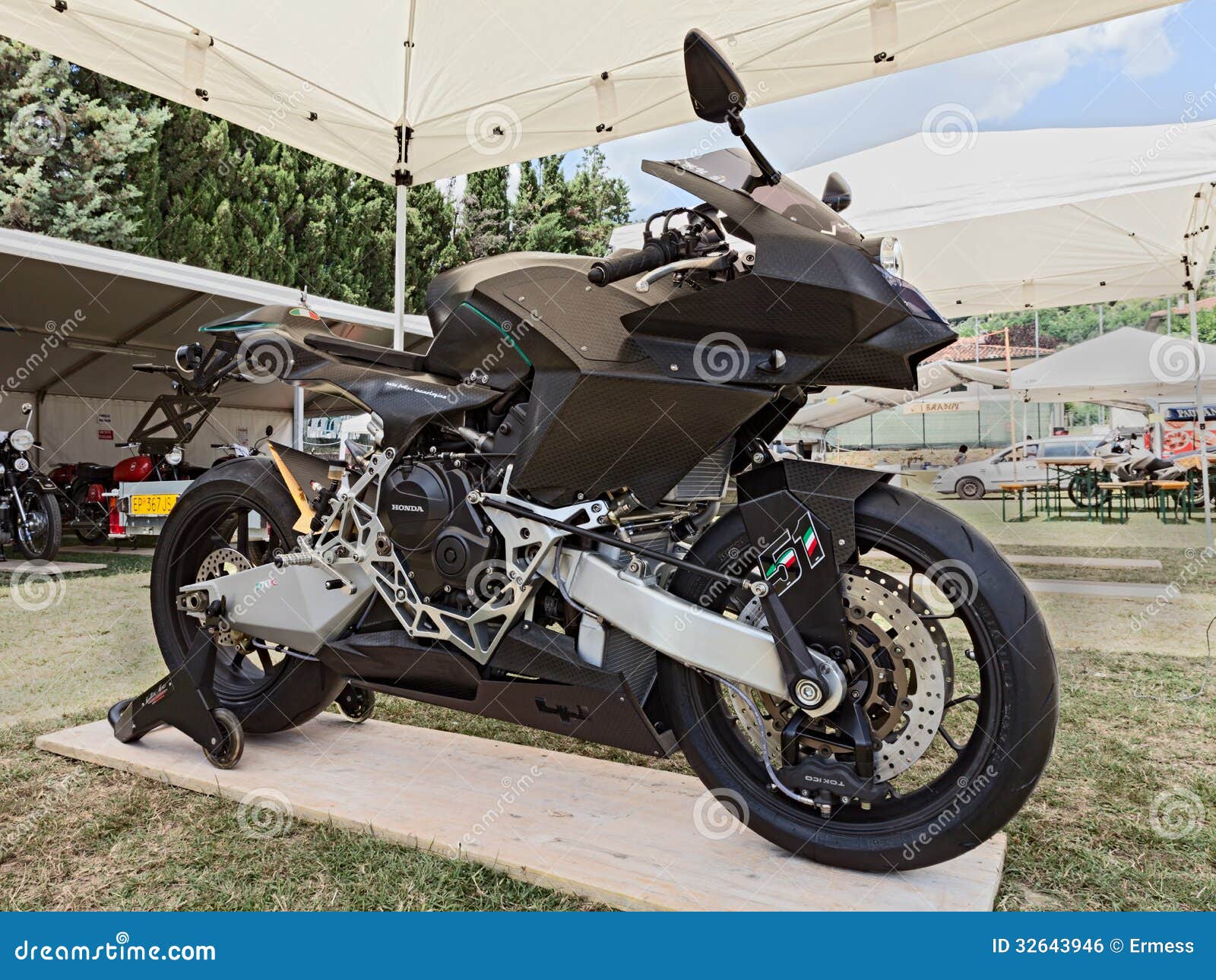 Velomotor Tecnologico Super Vyrus Foto Editorial - Imagem de preto ...