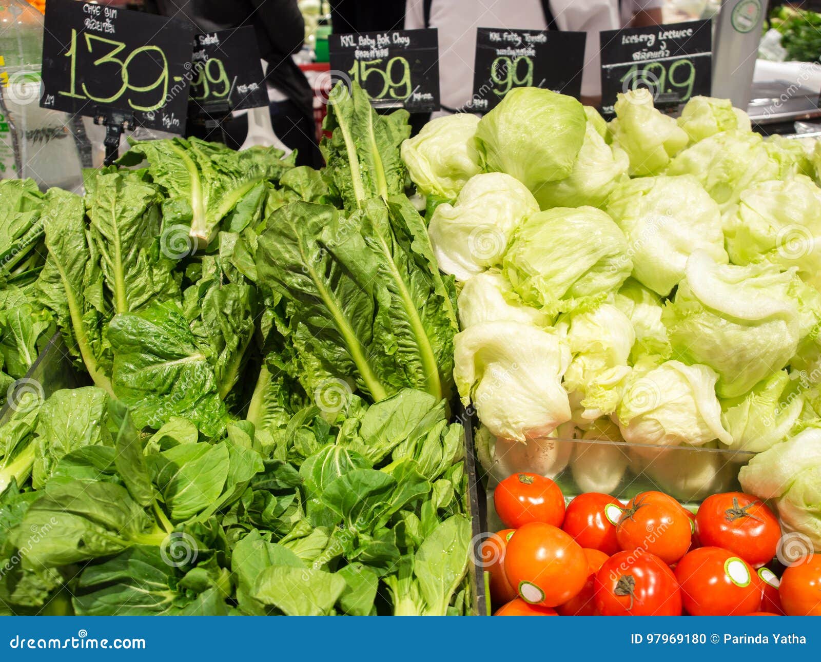 Venda Dos Vegetais No Supermercado Foto de Stock - Imagem de loja ...