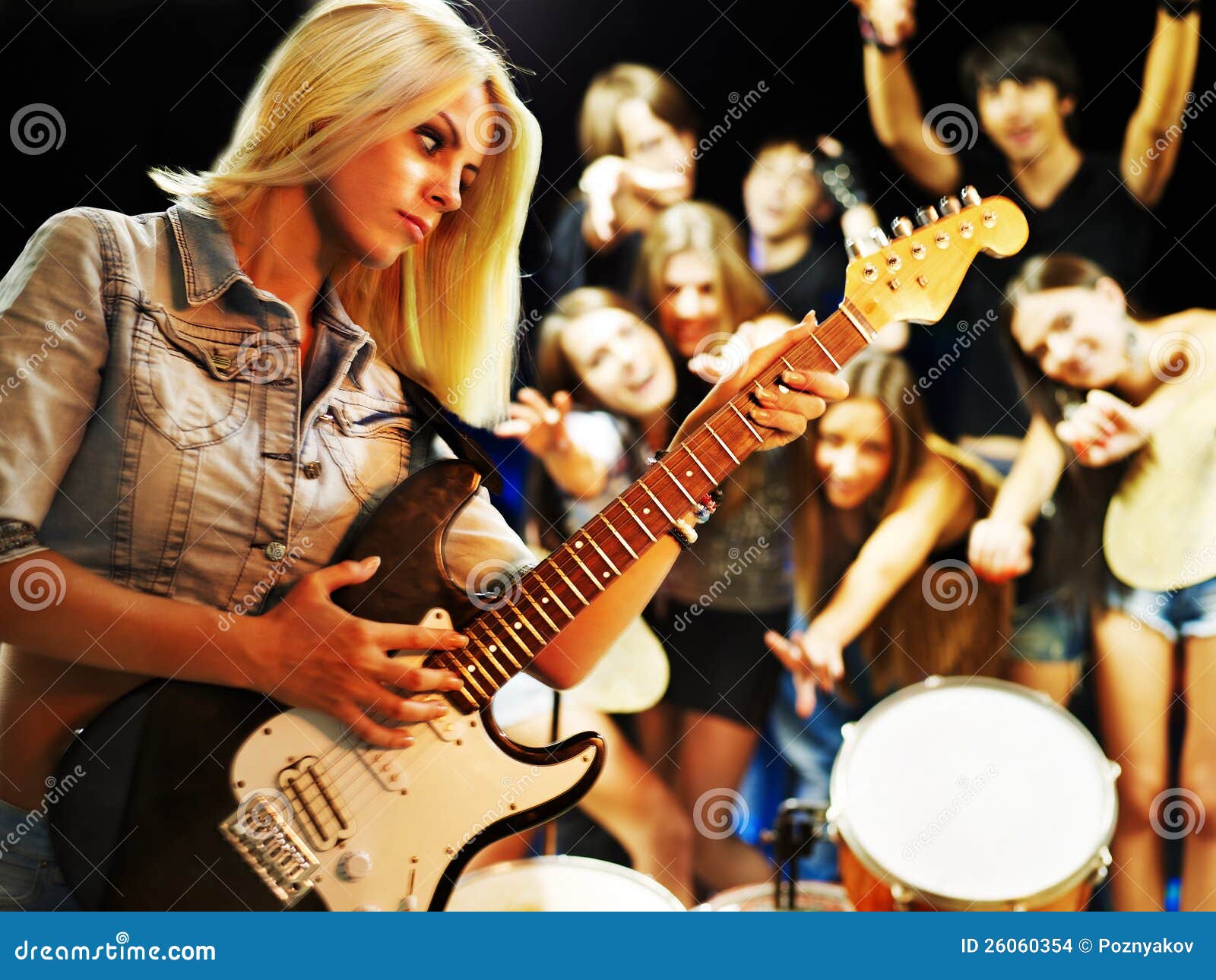 Venda Que Toca El Instrumento Musical. Foto de archivo - Imagen de ...