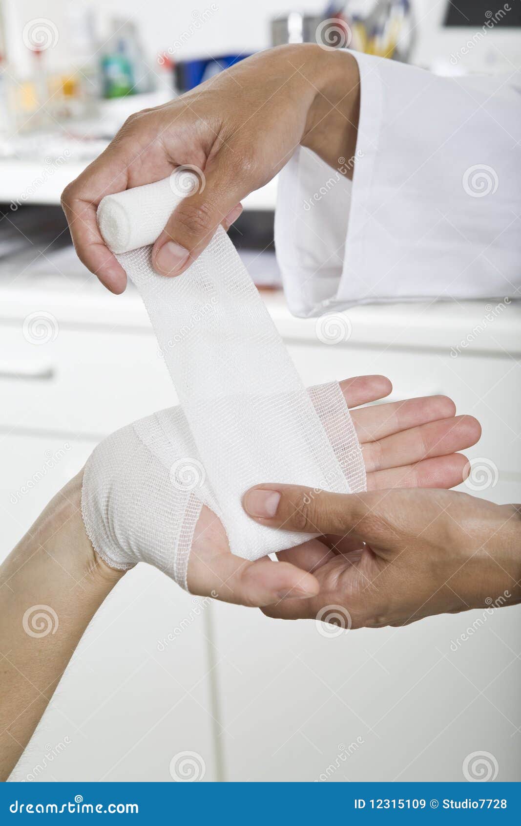 Vendaje para la mano imagen de archivo. Imagen de profesional - 12315109