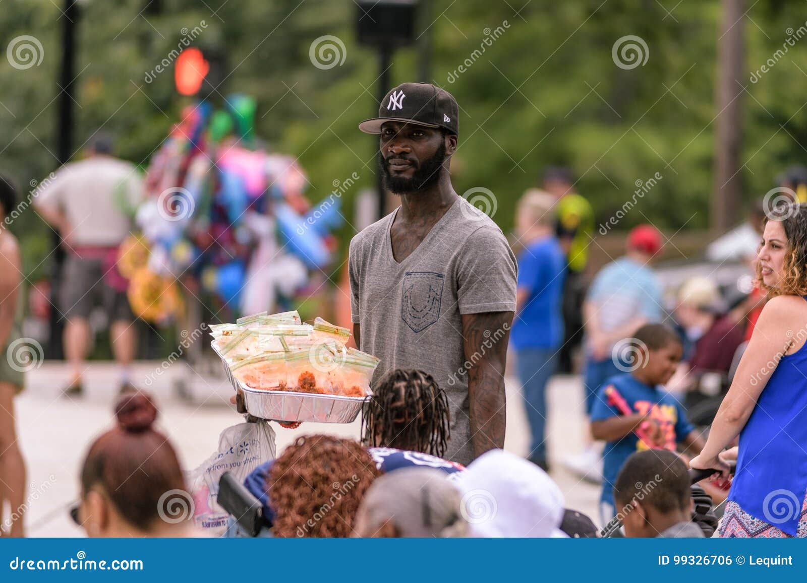 Vendedor ambulante foto editorial. Imagem de andar, brilhante - 99326706
