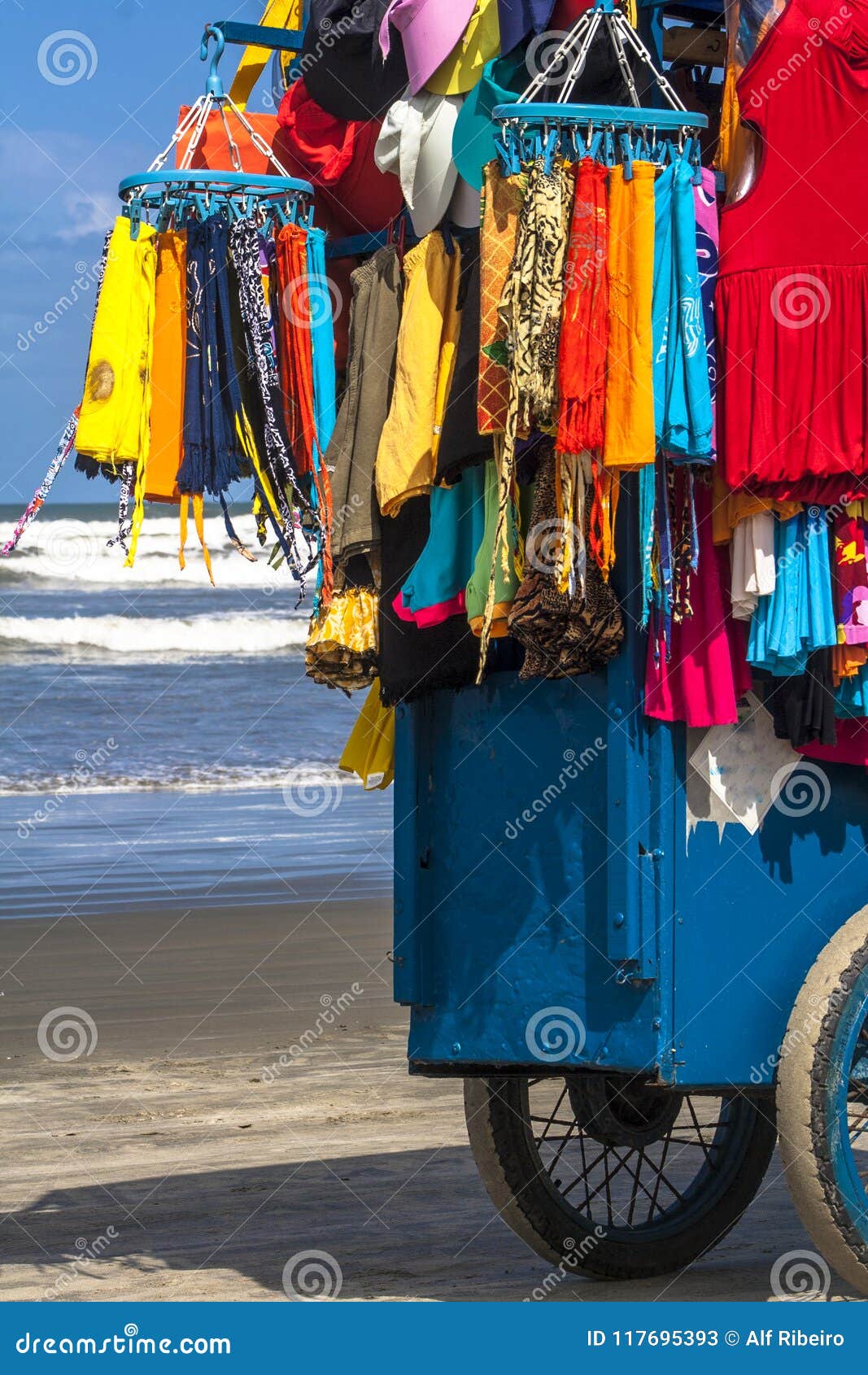 Vendedor Ambulante De La Ropa En La Playa Imagen de archivo - Imagen de ...