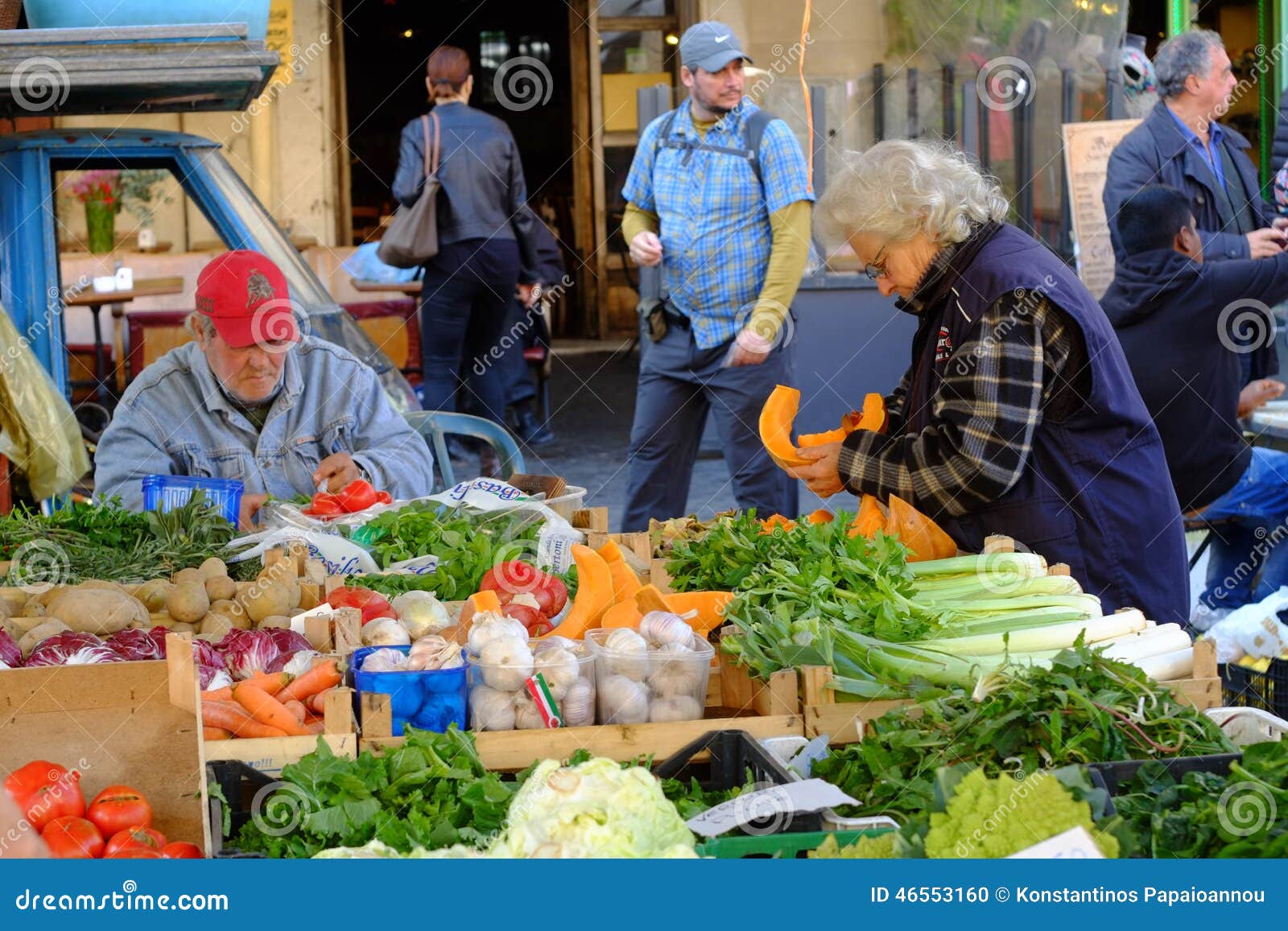 Vendedor De Frutas Y Verduras Imagen editorial - Imagen de entregue ...