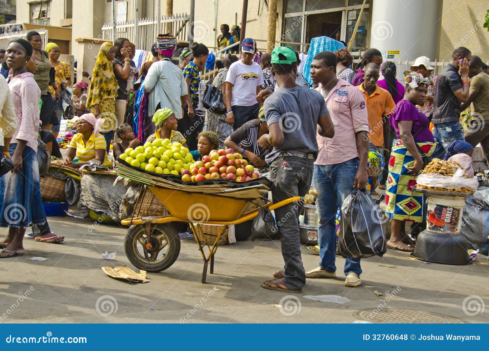 Vendedor de la fruta foto de archivo editorial. Imagen de lagos - 32760648
