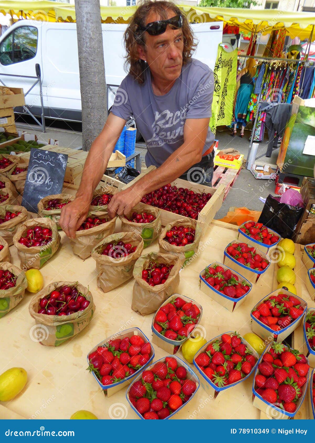 Vendedor de la fruta imagen de archivo editorial. Imagen de venta ...