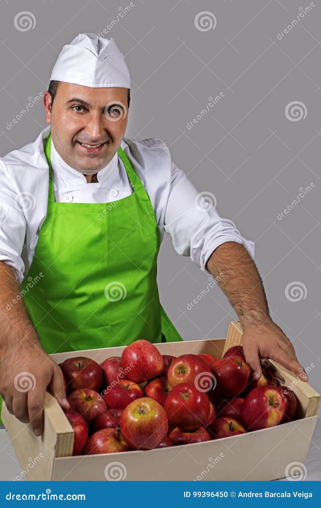 Vendedor De La Fruta Con La Caja De Manzanas Foto de archivo - Imagen ...