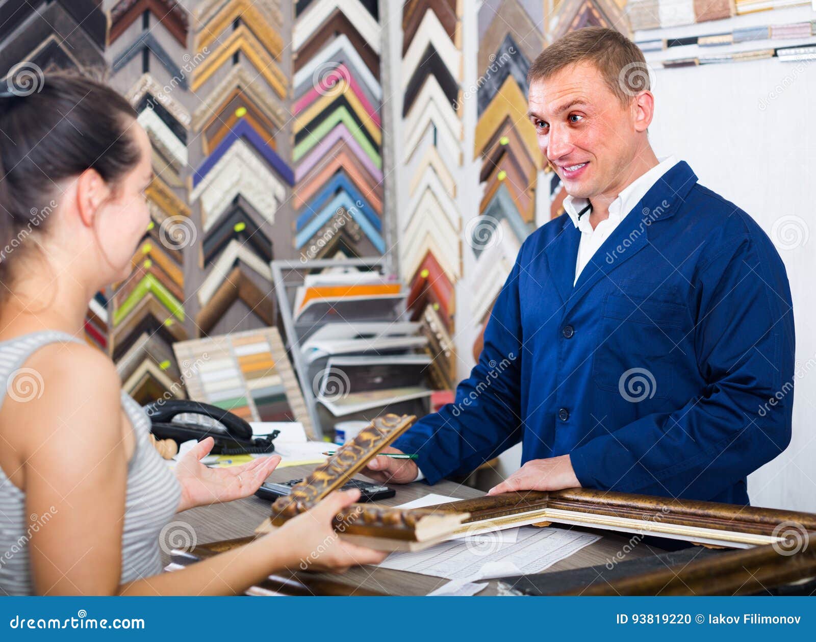 Vendedor Que Habla Con El Cliente Foto de archivo - Imagen de arte ...