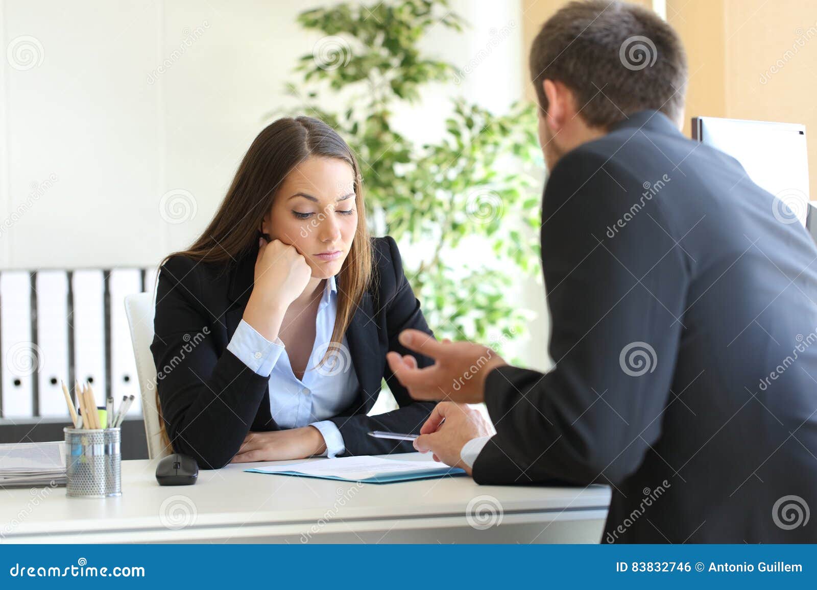 Vendedor Que Intenta Convencer a Un Cliente Aburrido Foto de archivo ...