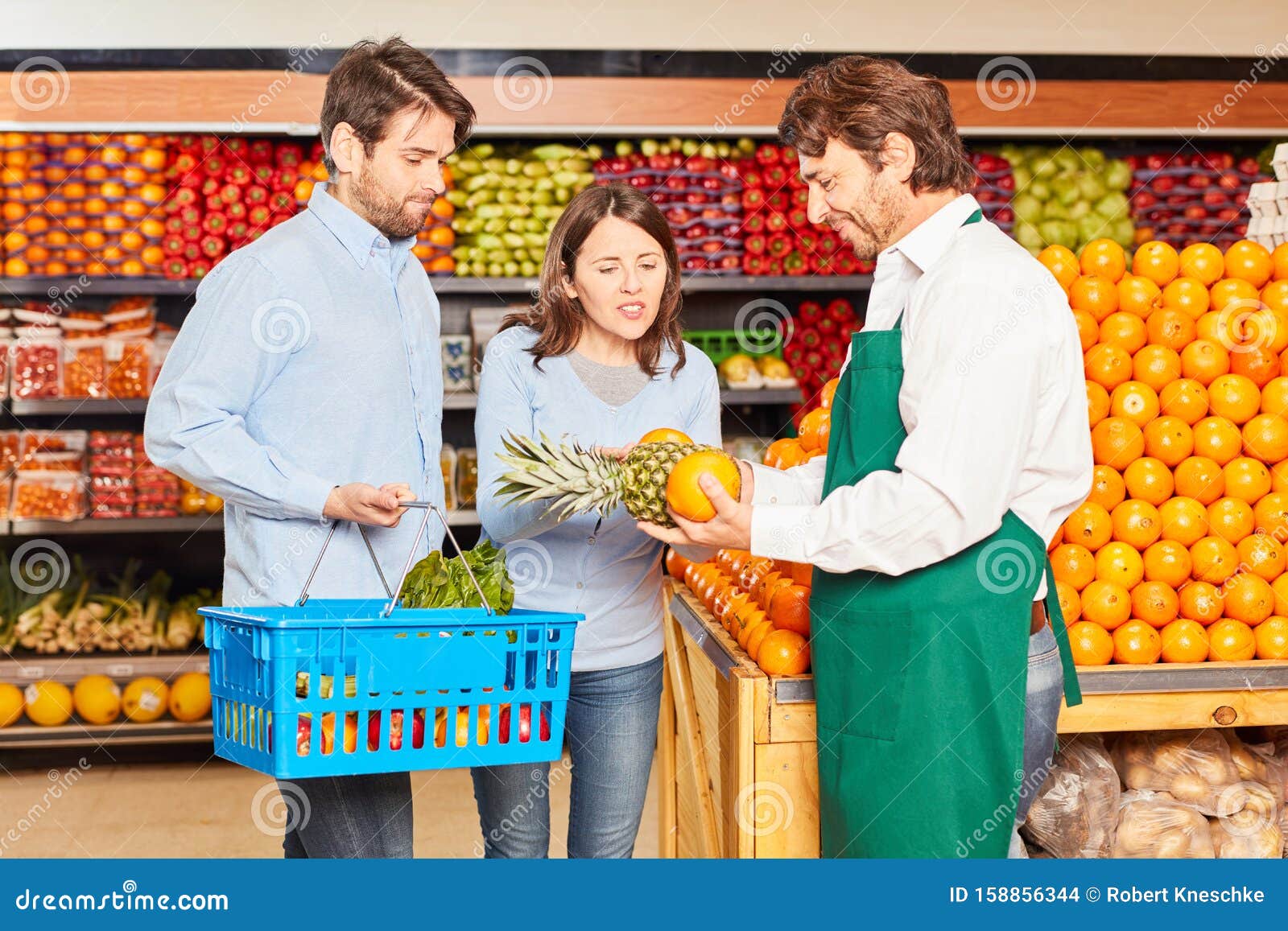 Vendedor Y Cliente Del Departamento De Frutas Foto de archivo - Imagen ...