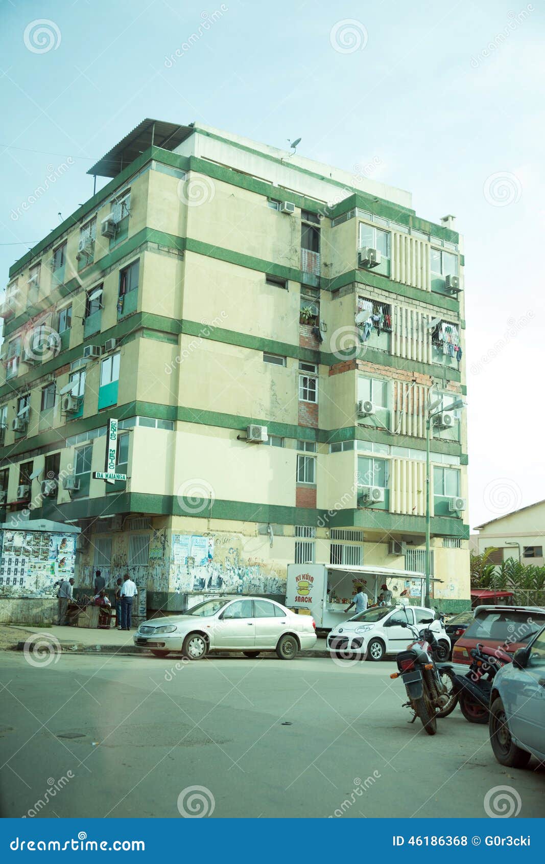 Vendendo E Trocando Nas Ruas De Luanda, Angola Foto de Stock Editorial ...