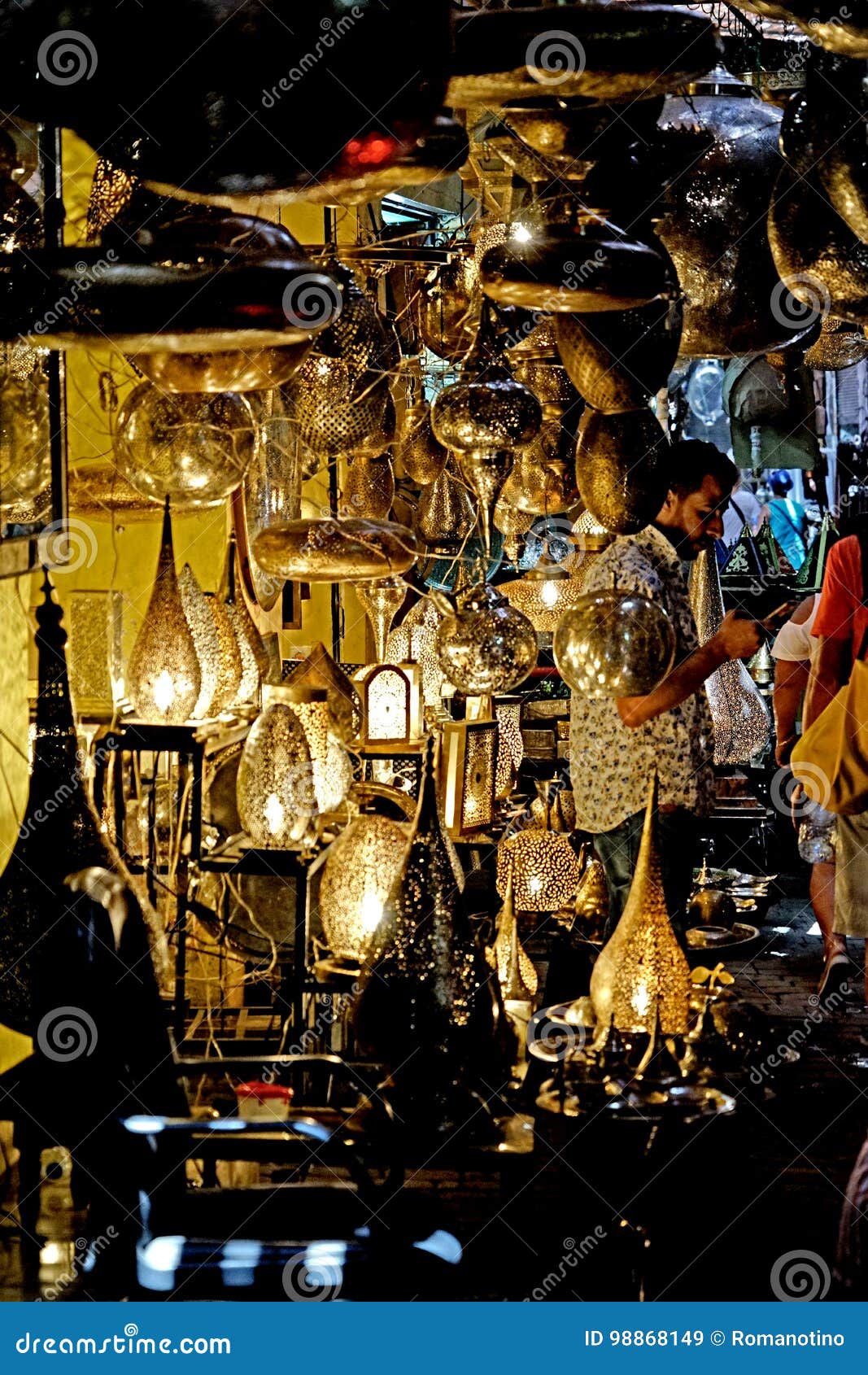 Vendeur Des Lampes De Fer Dans Le Souk De Marrakech Image stock ...