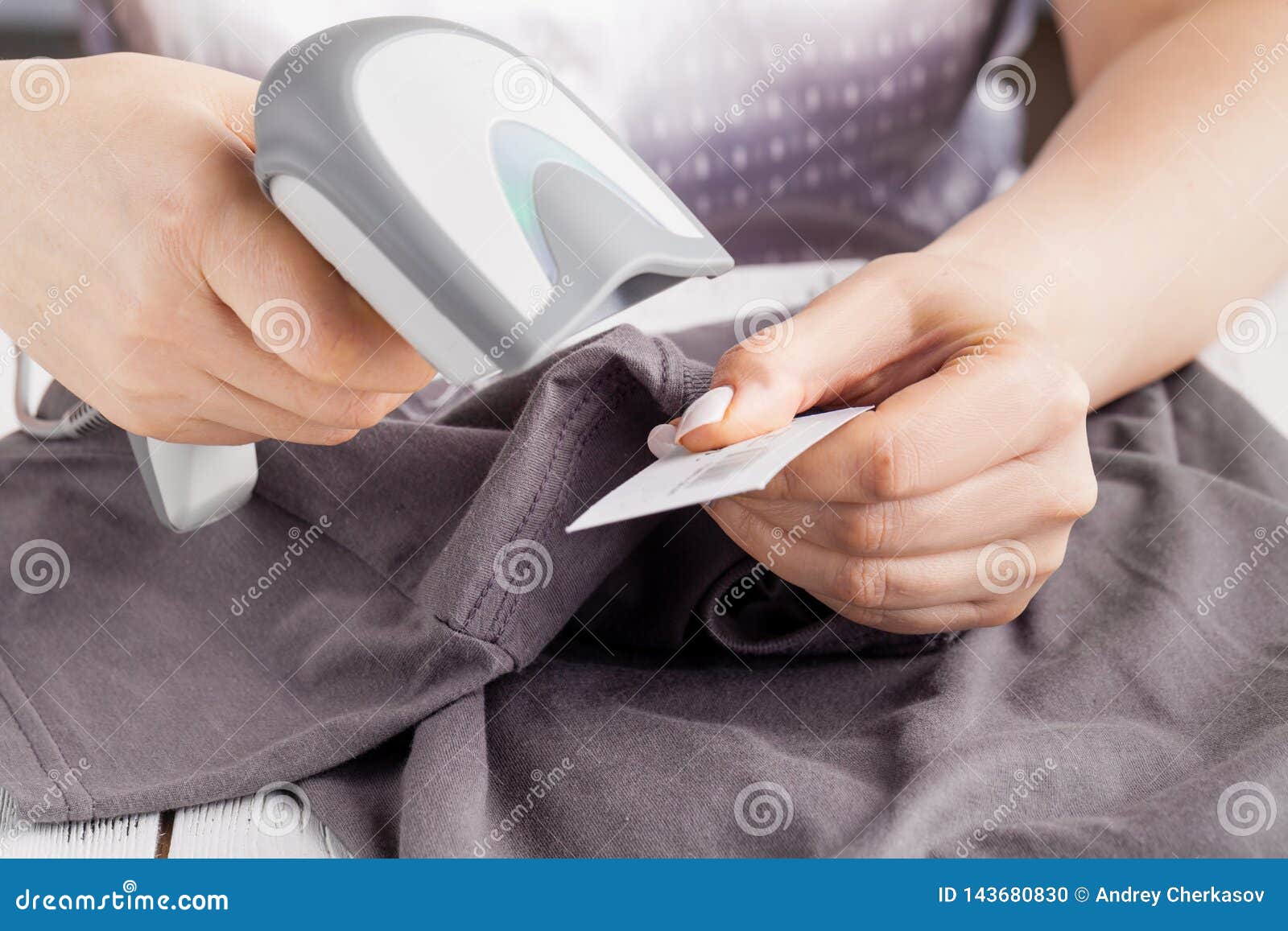 Vendeur Tenant Le Scanner De Code Barres Dans Une Main Photo stock ...