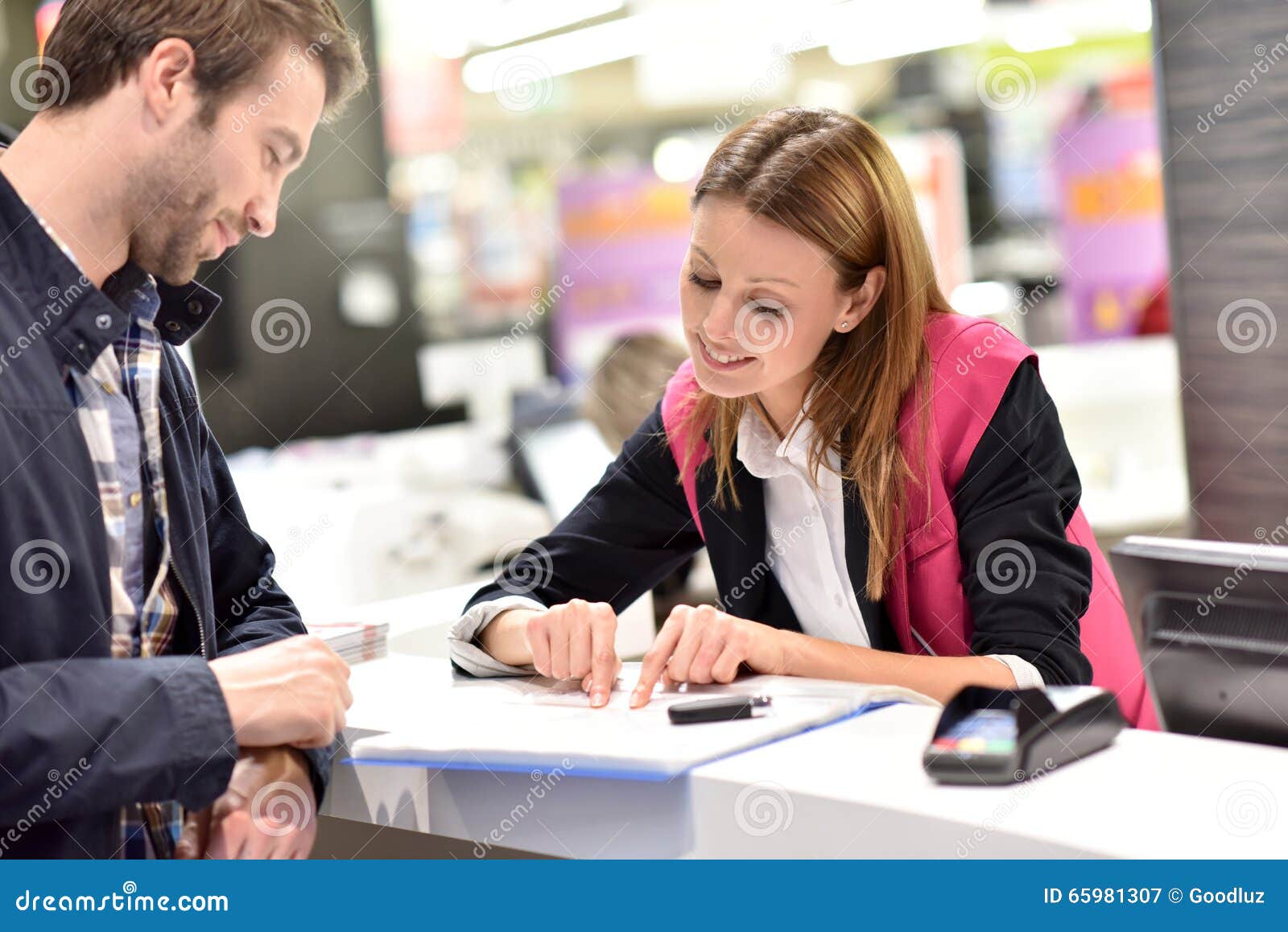Vendeuse De Location De Voiture Avec Le Client Image stock - Image du ...