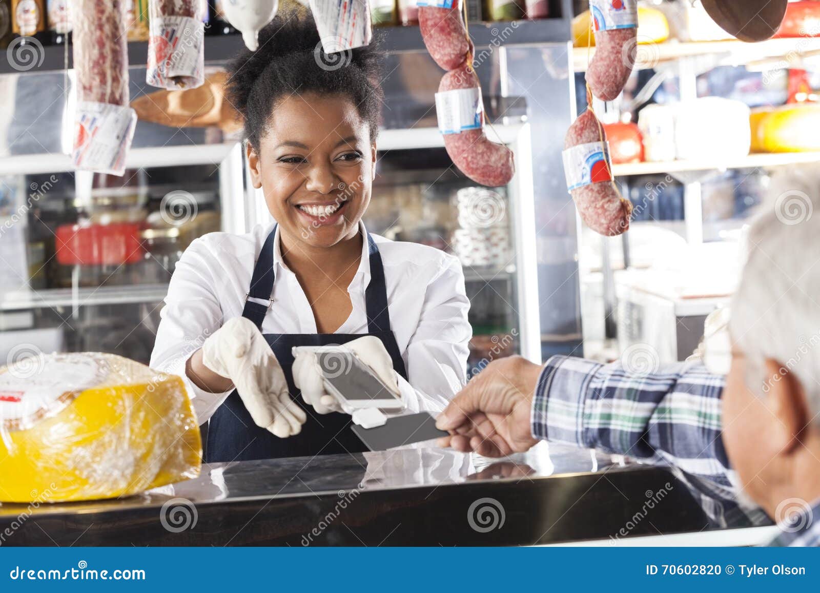 Vendeuse Heureuse Accepting Mobile Payment De Client Photo stock ...