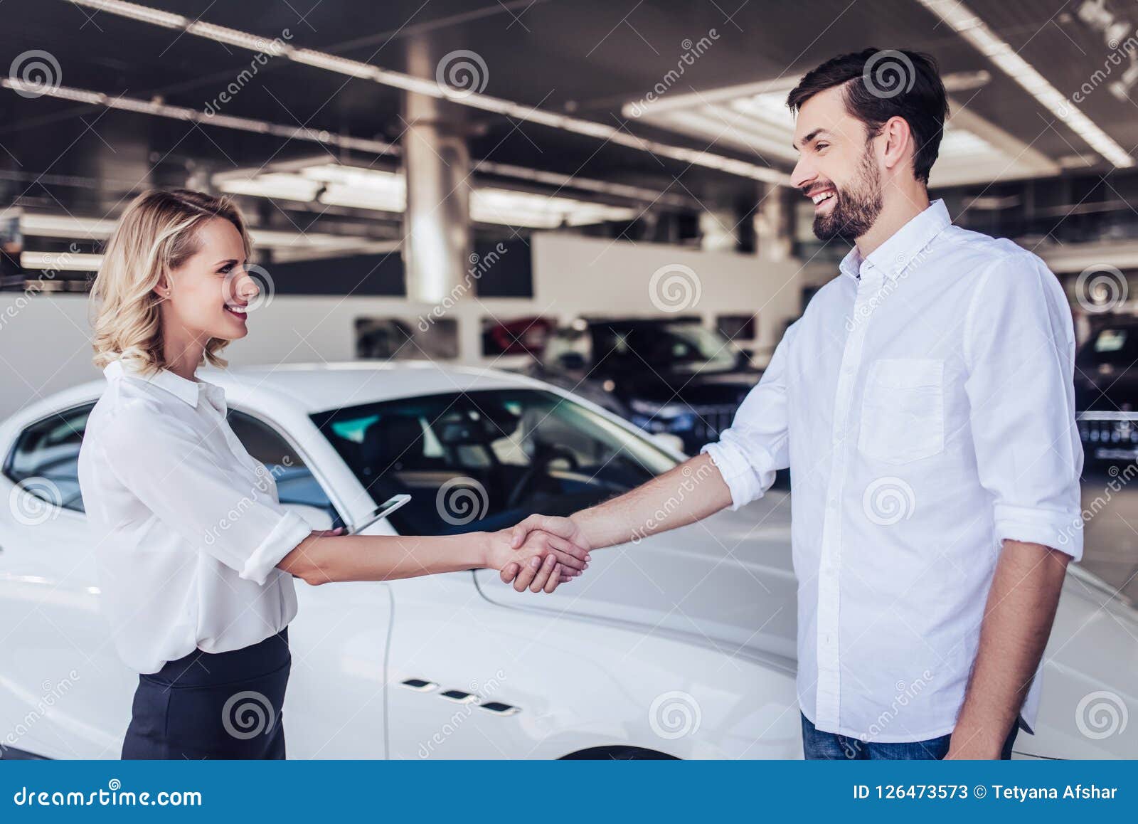 Venditora E Cliente Che Stringono Le Mani Nel Salone Di Gestione ...