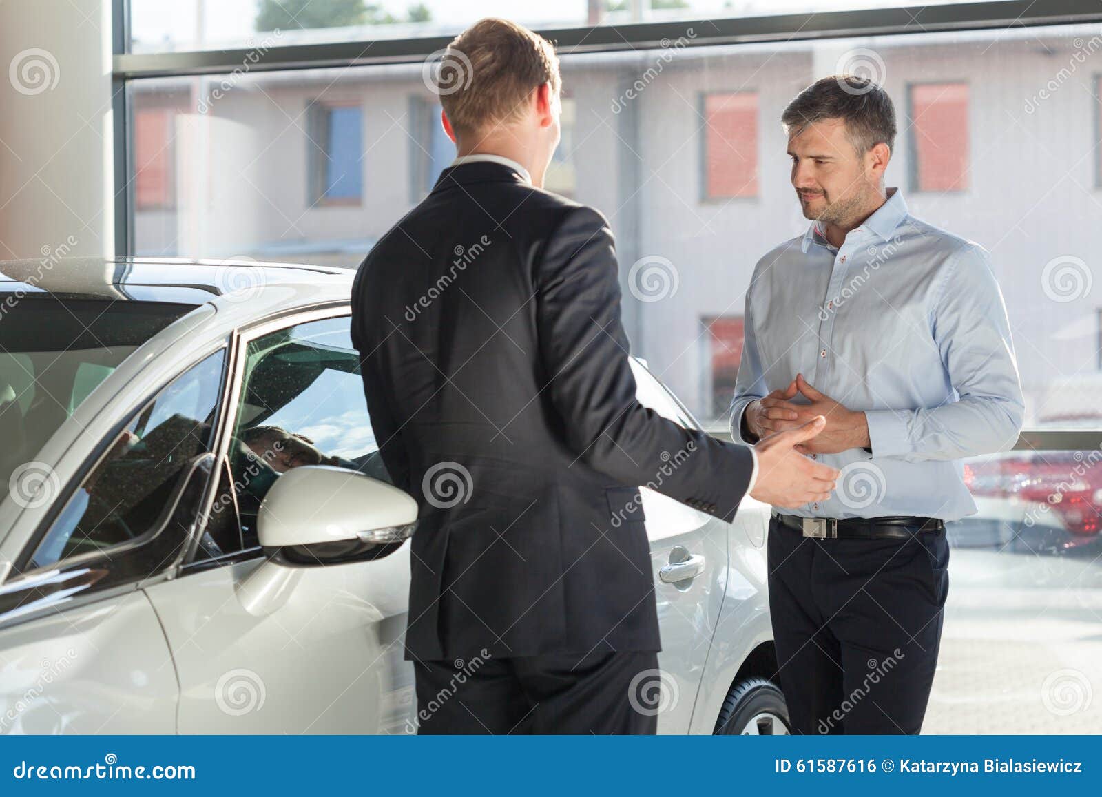 Venditore Automatico Che Discute Con Il Cliente Fotografia Stock ...