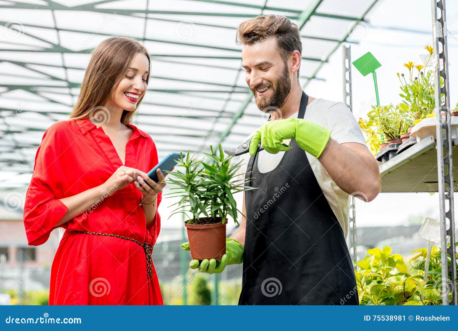 Venditore Del Fiore Con Il Compratore Nel Negozio Immagine Stock ...