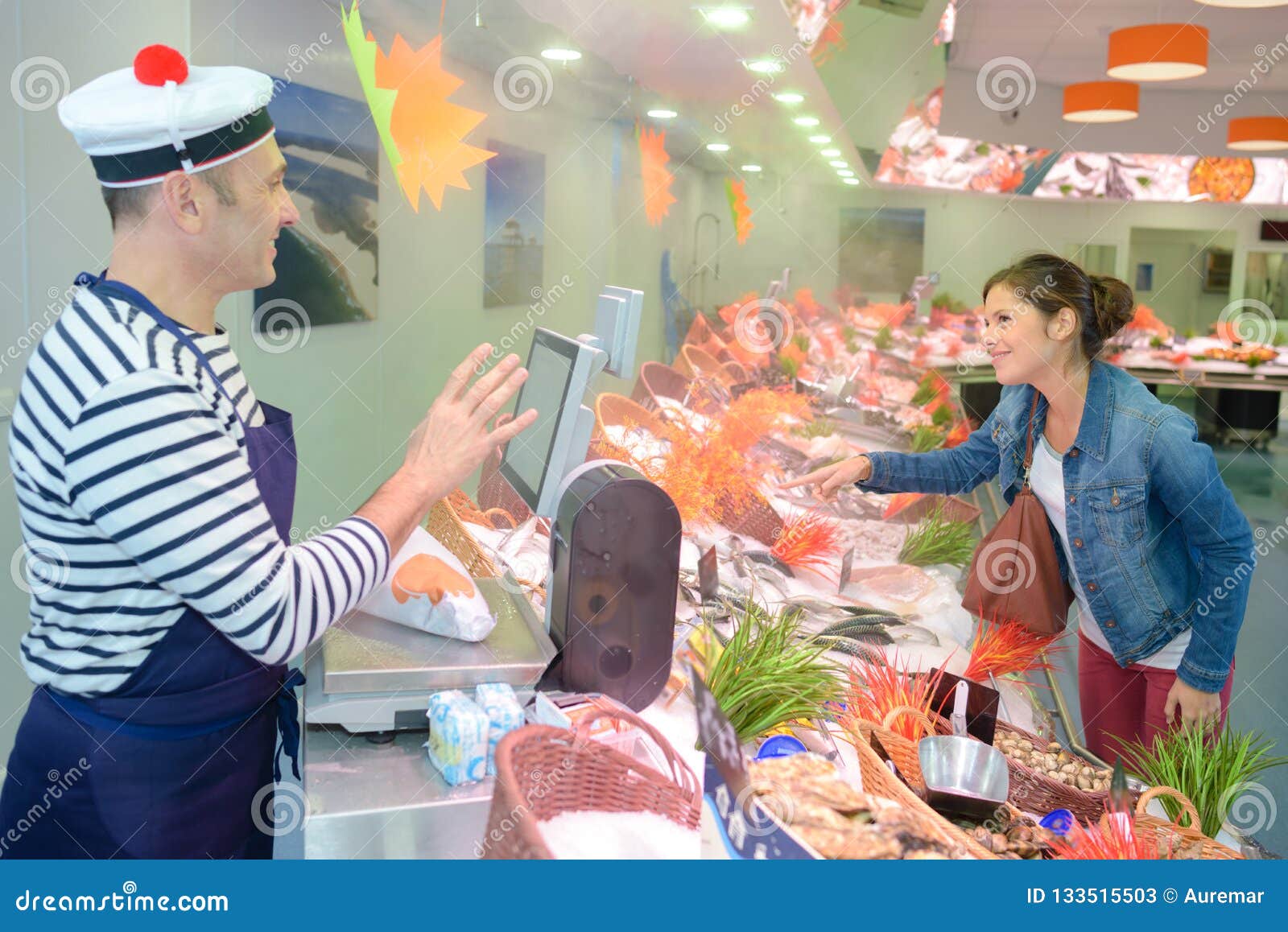 Venditore E Cliente Dei Frutti Di Mare Immagine Stock - Immagine di ...