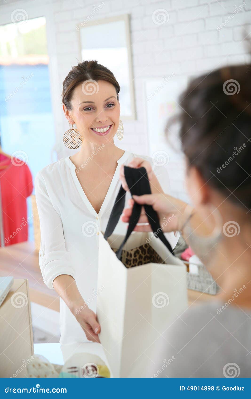 Venditore in Negozio Di Vestiti Che Ringrazia Il Cliente Fotografia ...