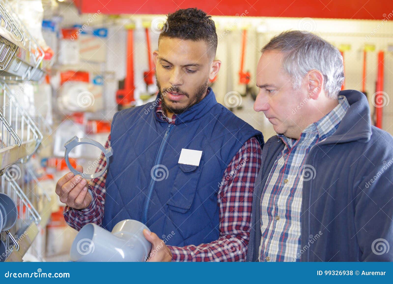 Venditore Nel Negozio Dell'hardware Con Il Cliente Fotografia Stock ...